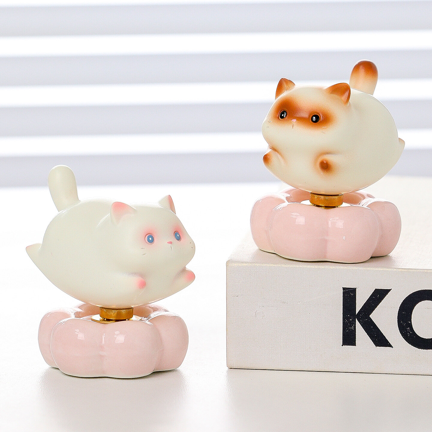 Чарующий котик-спиннер для стола - Белый и сиамский кот парный офисный подарок