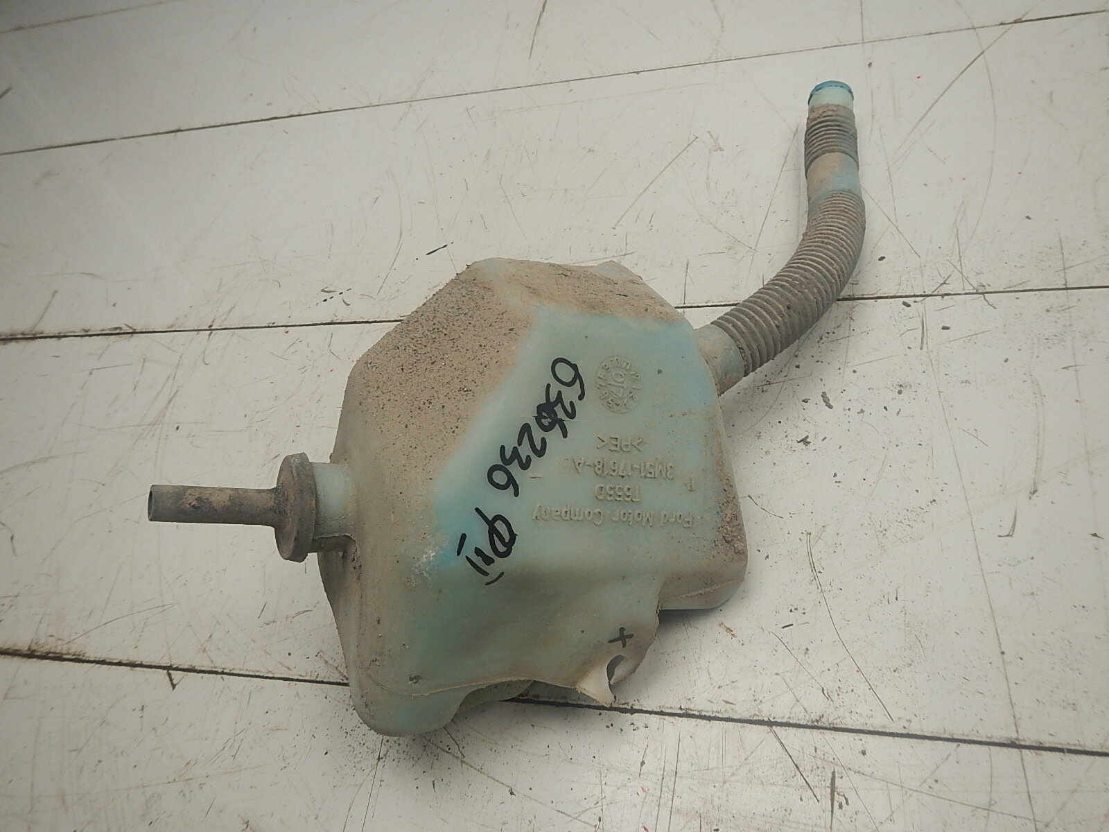 Б/У Бачок омывателя лобового стекла, Ford (Форд)-FOCUS 2 (05-08) FORD FOCUS 2 (05-08) Повреждено крепление. 636236 FORD ...