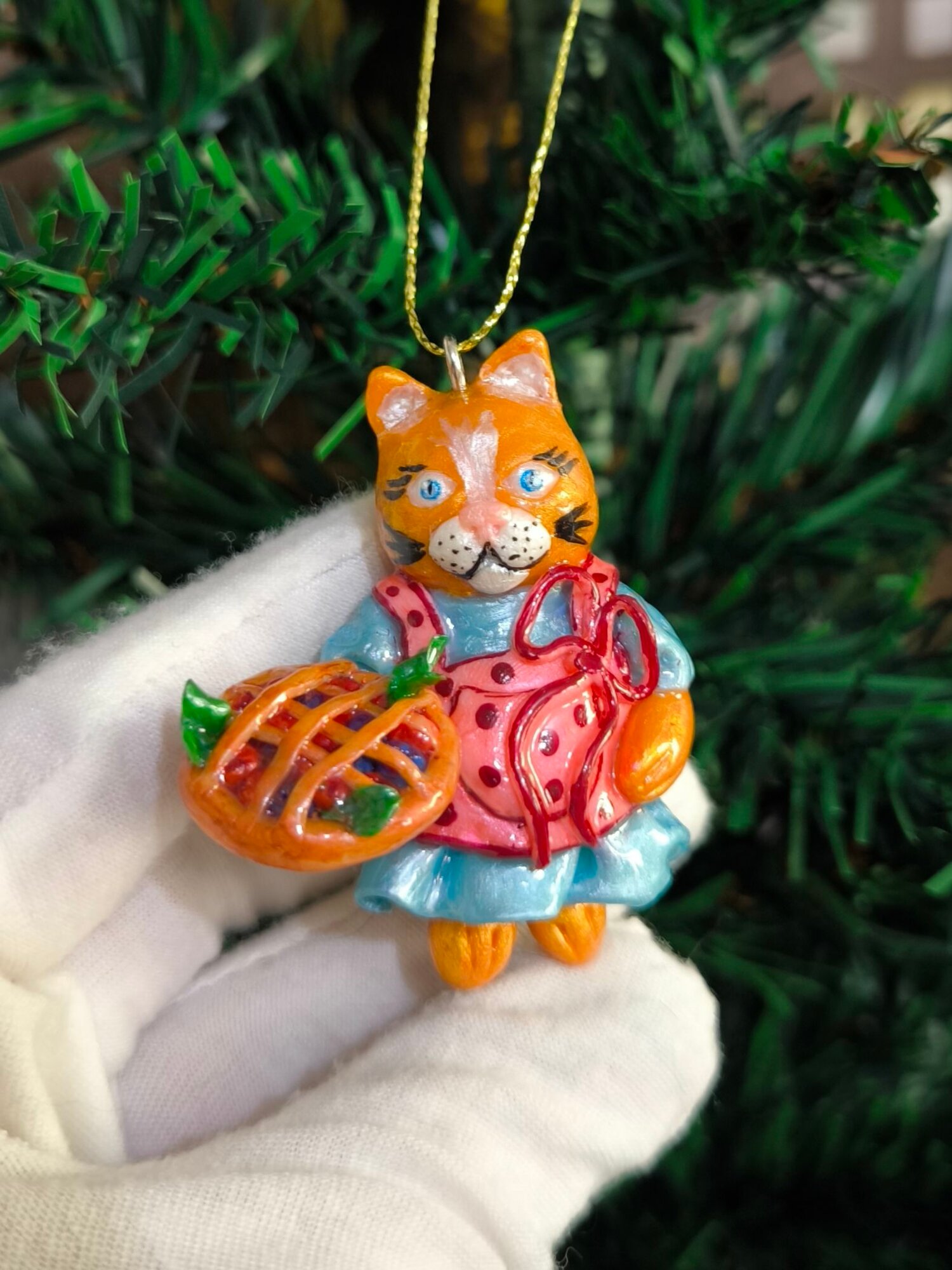 Новогодняя игрушка Котик с пирогом, ручной работы, елочное украшение из полимерной запекаемой глины. Оригинальный подарок.