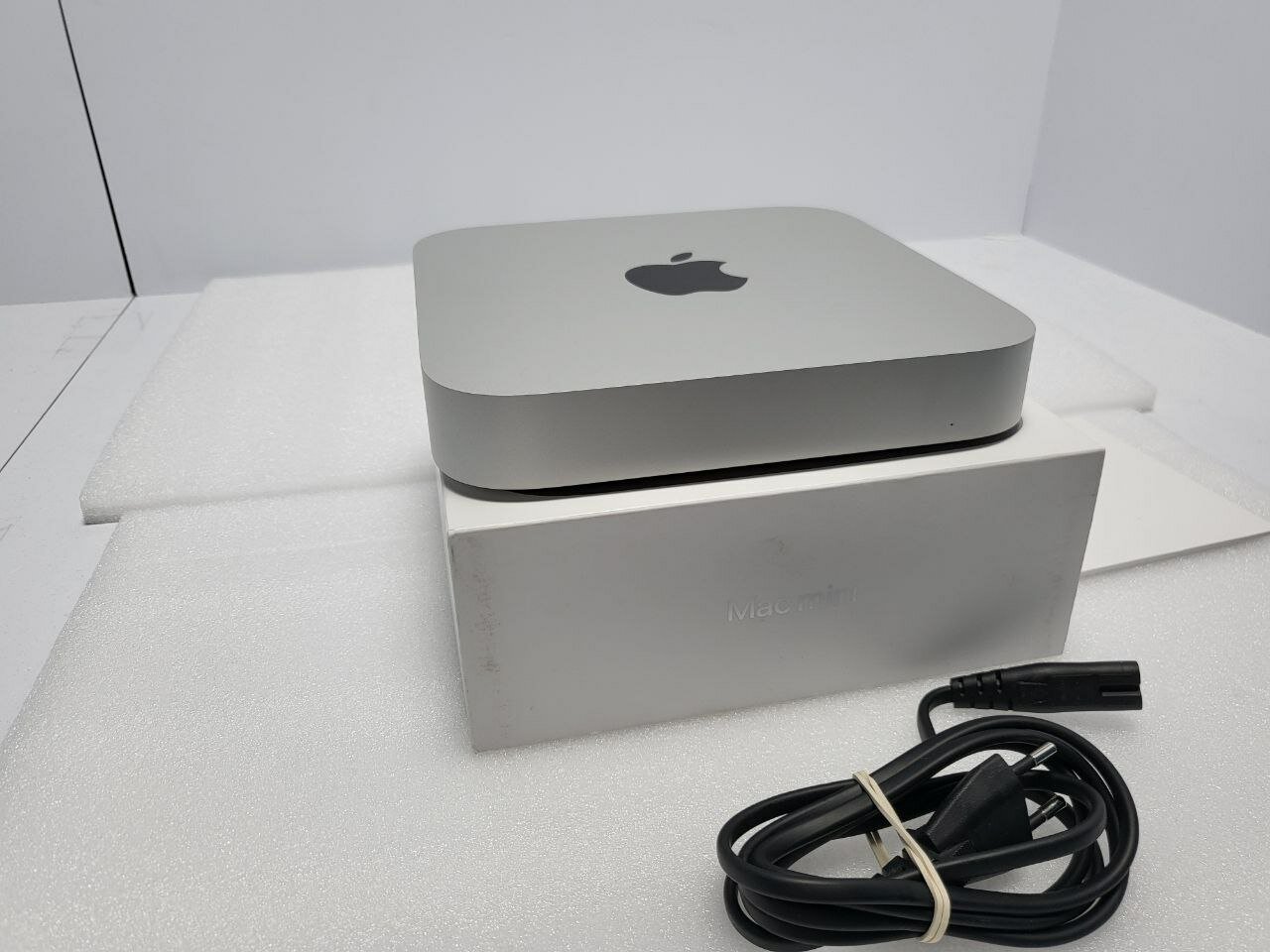Настольный компьютер Apple Mac Mini M1 A2348, 8Гб ОЗУ, SSD 512Гб, MacOS, серый