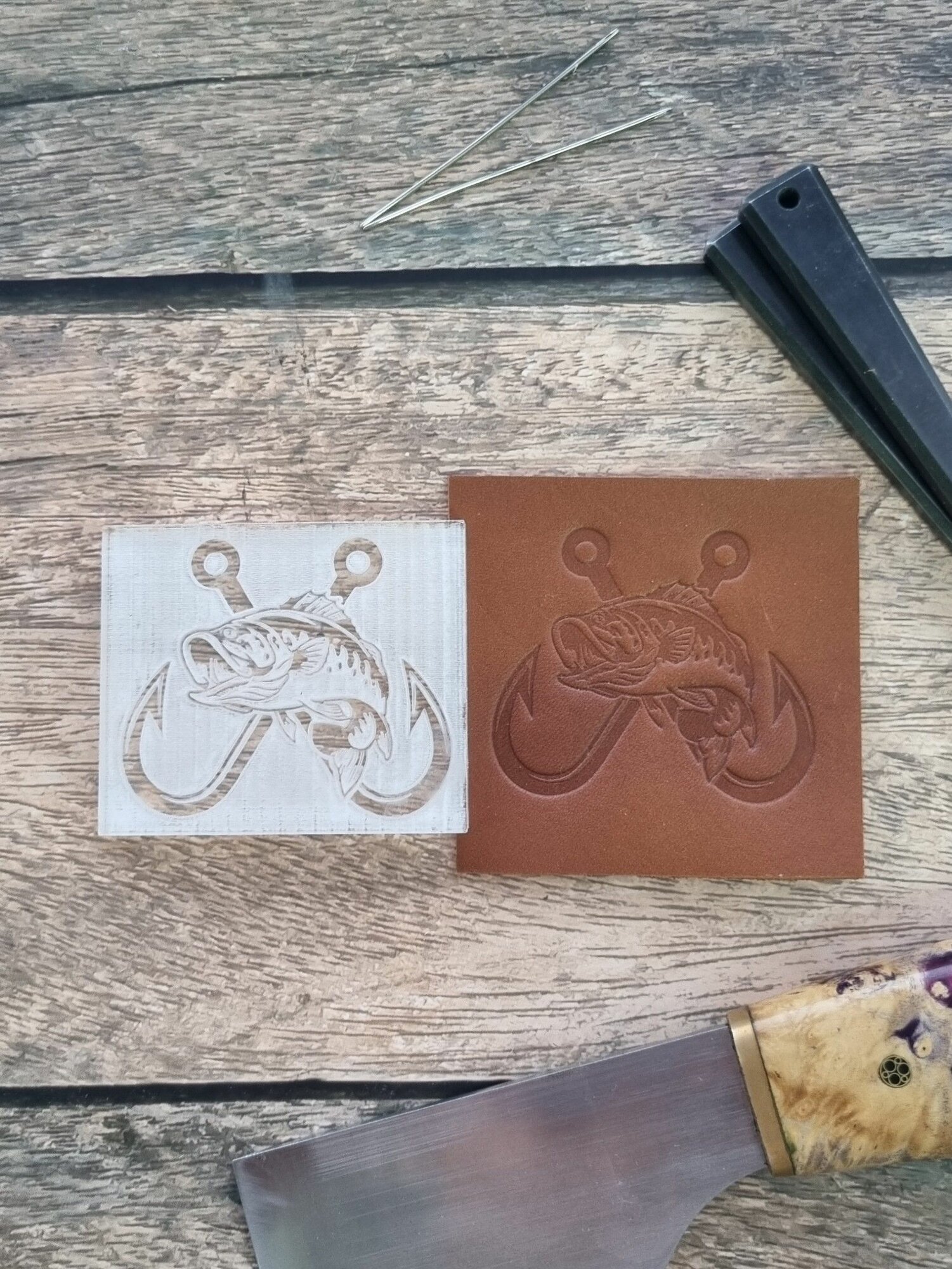 Акриловое клише для тиснения по коже " Рыба на крючке ". Подходит для изготовления и оформления обложек.