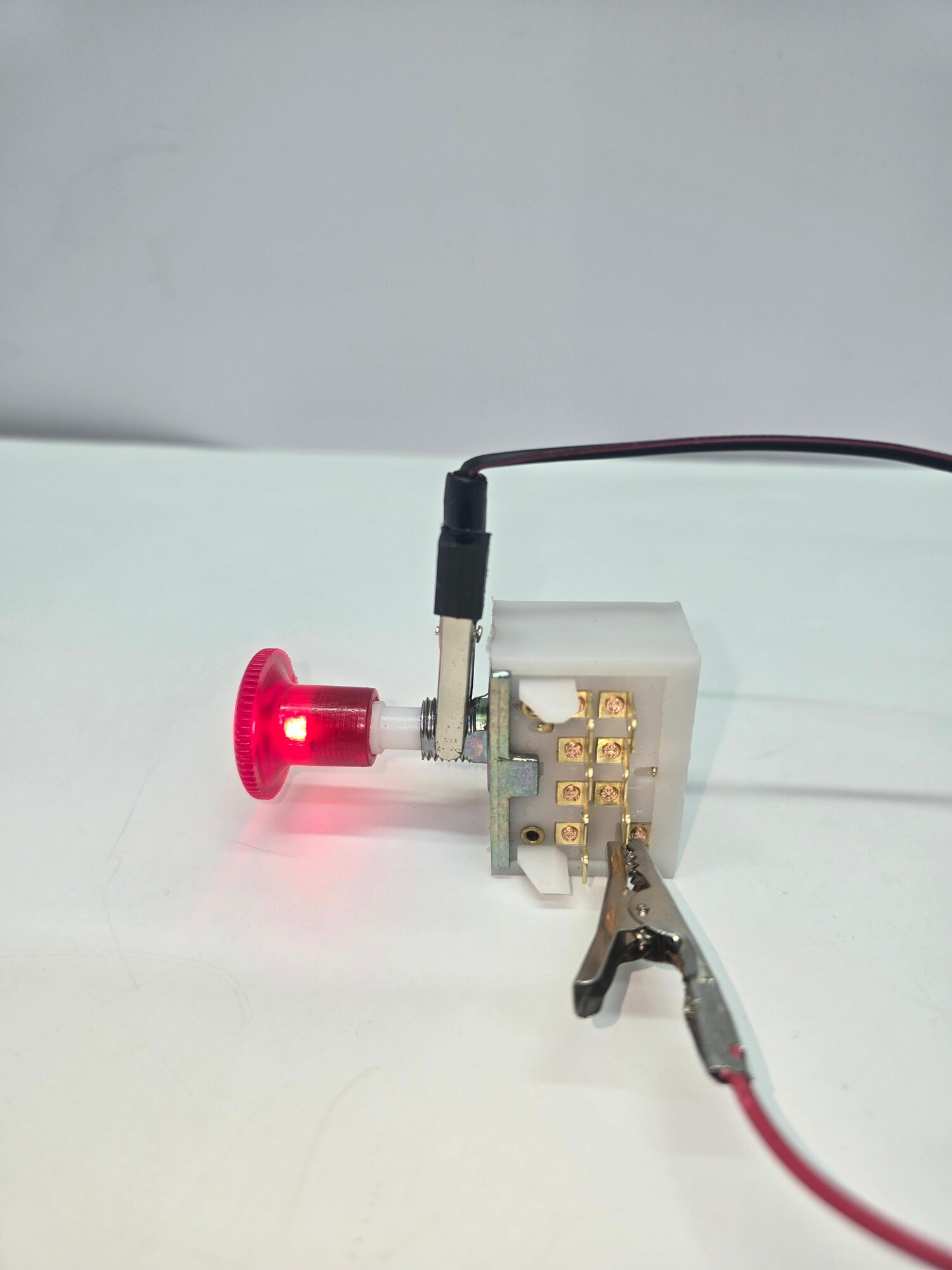 Кнопка аварийной сигнализации ВК-422-12, 12 В, 8 контактов, с лампочкой