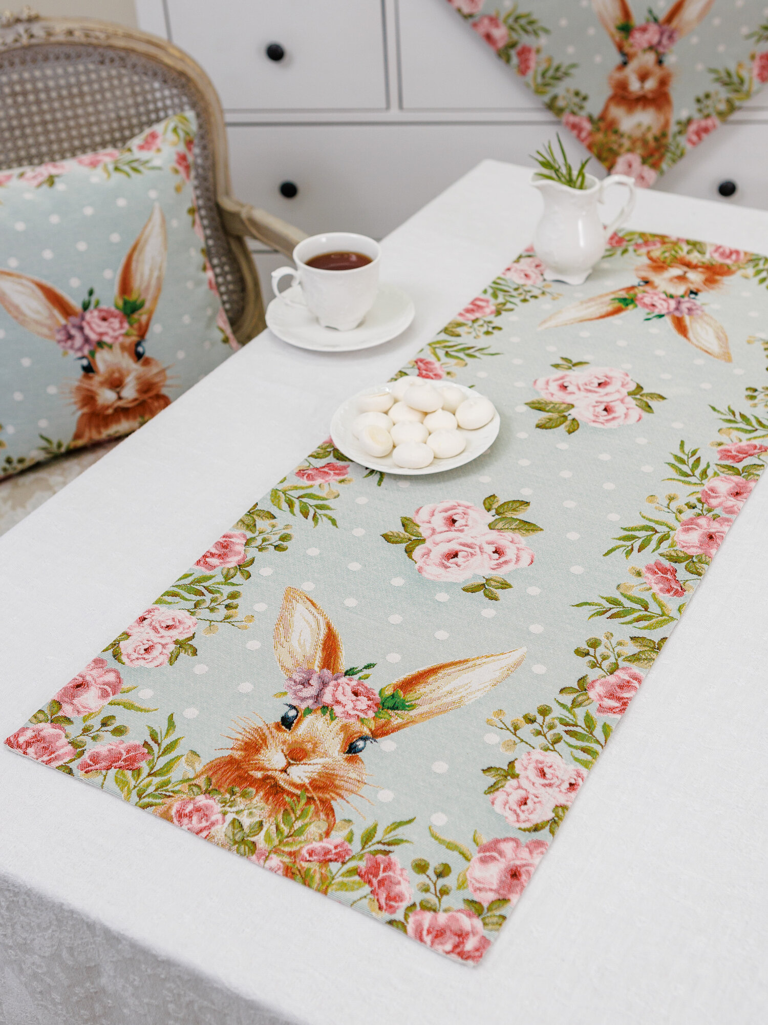 Дорожка для стола Le Gobelin Пасхальная принцесса голубой фон 40х100 см