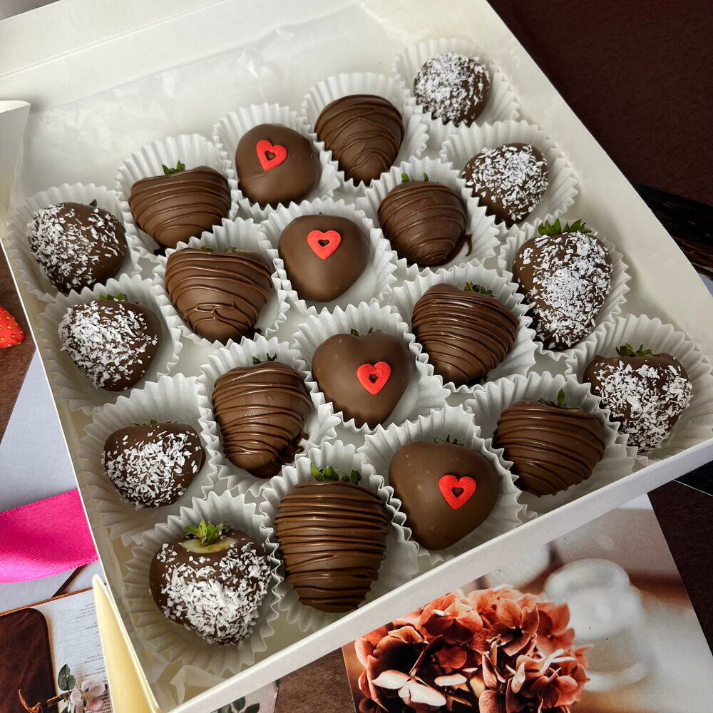 Клубника в шоколаде, набор ягод клубники в молочном шоколаде "Соблазн" 20 ягод