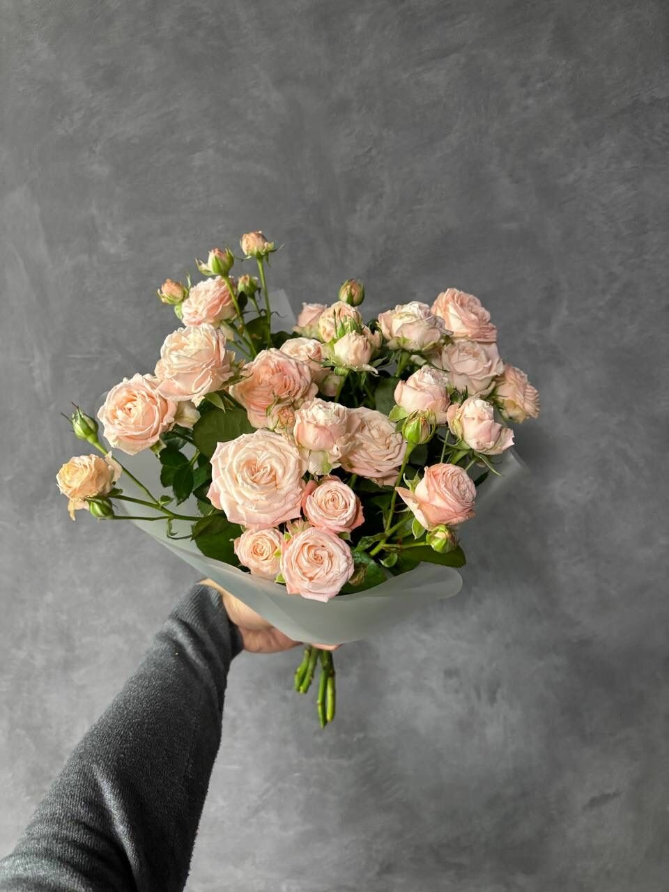 Моно букет с кустовыми кремовыми розами. Живые цветы.