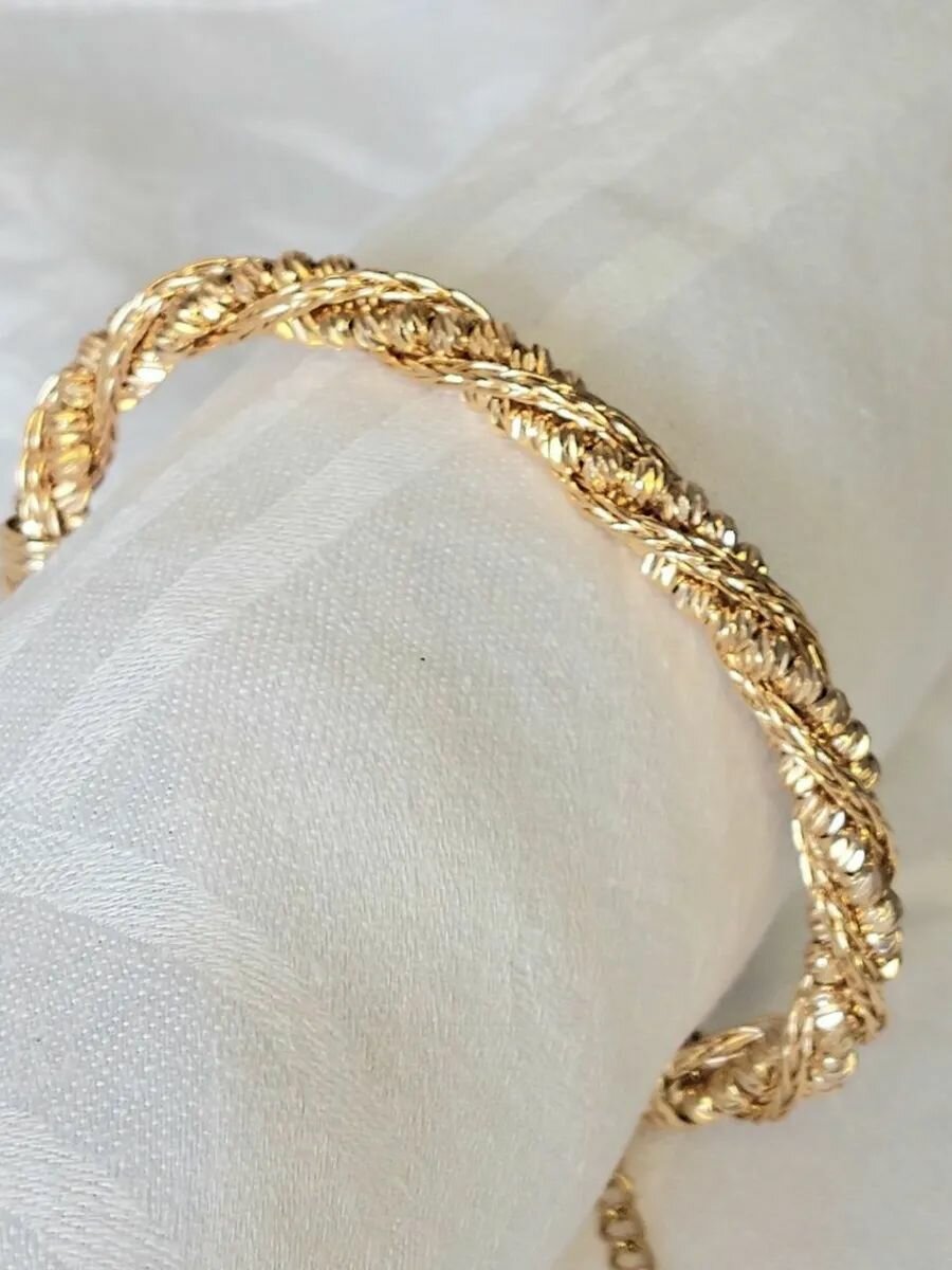 Жесткий браслет