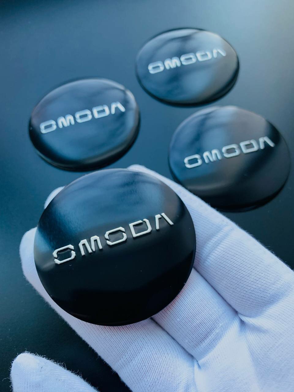 Наклейки на ступичные заглушки Омода 56мм черный. Наклейки на диски Omoda 56мм 4шт