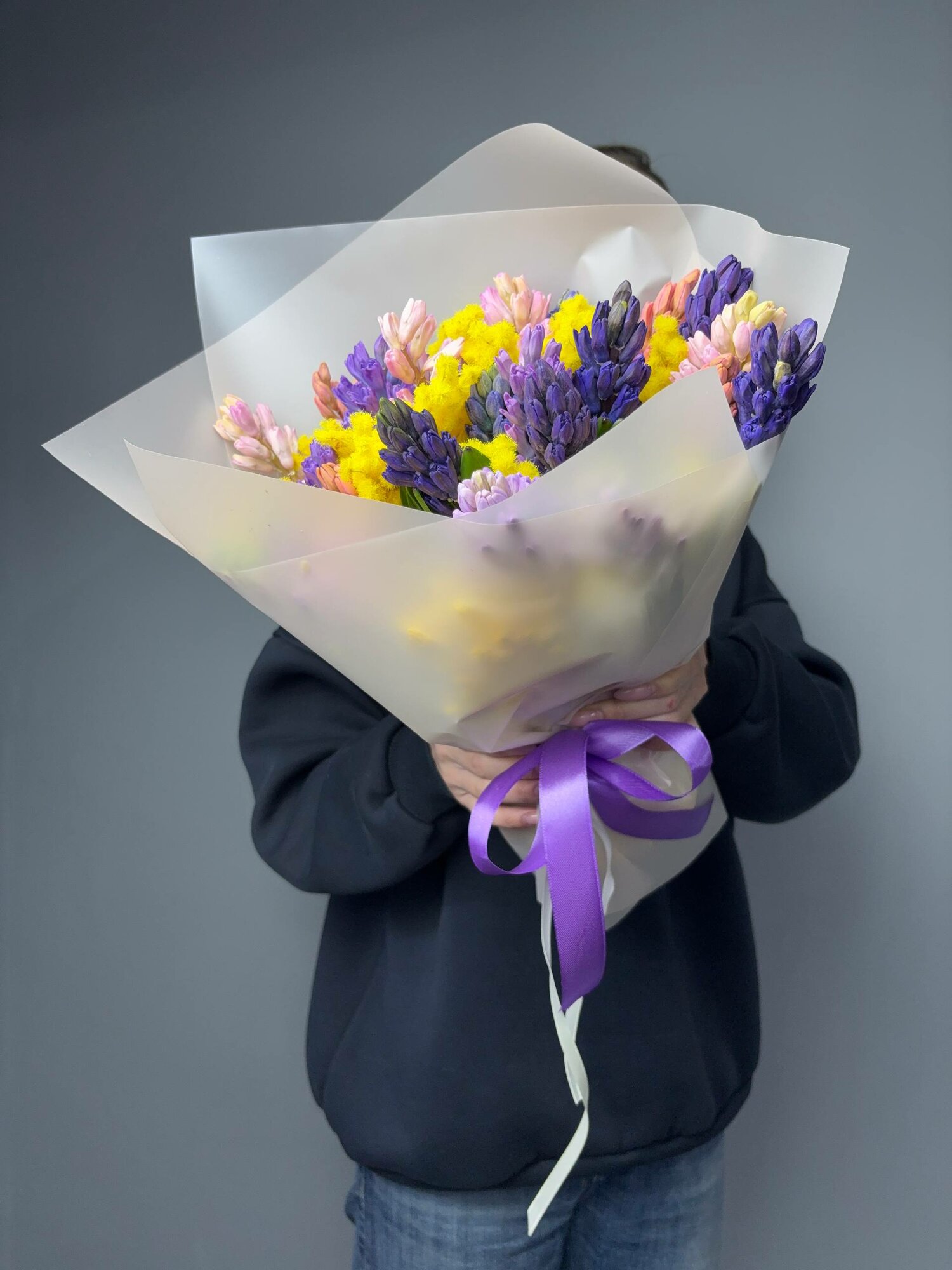 Весенний коктейль: 25 гиацинтов и мимоза – купить свежие цветы с доставкой FRESH FLORA