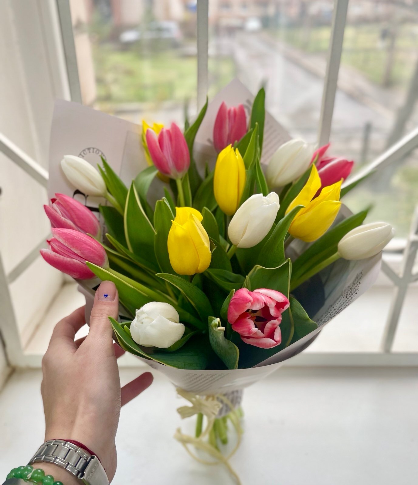 Букет микс из 15 тюльпанов, идеальный подарок для любимой девушки