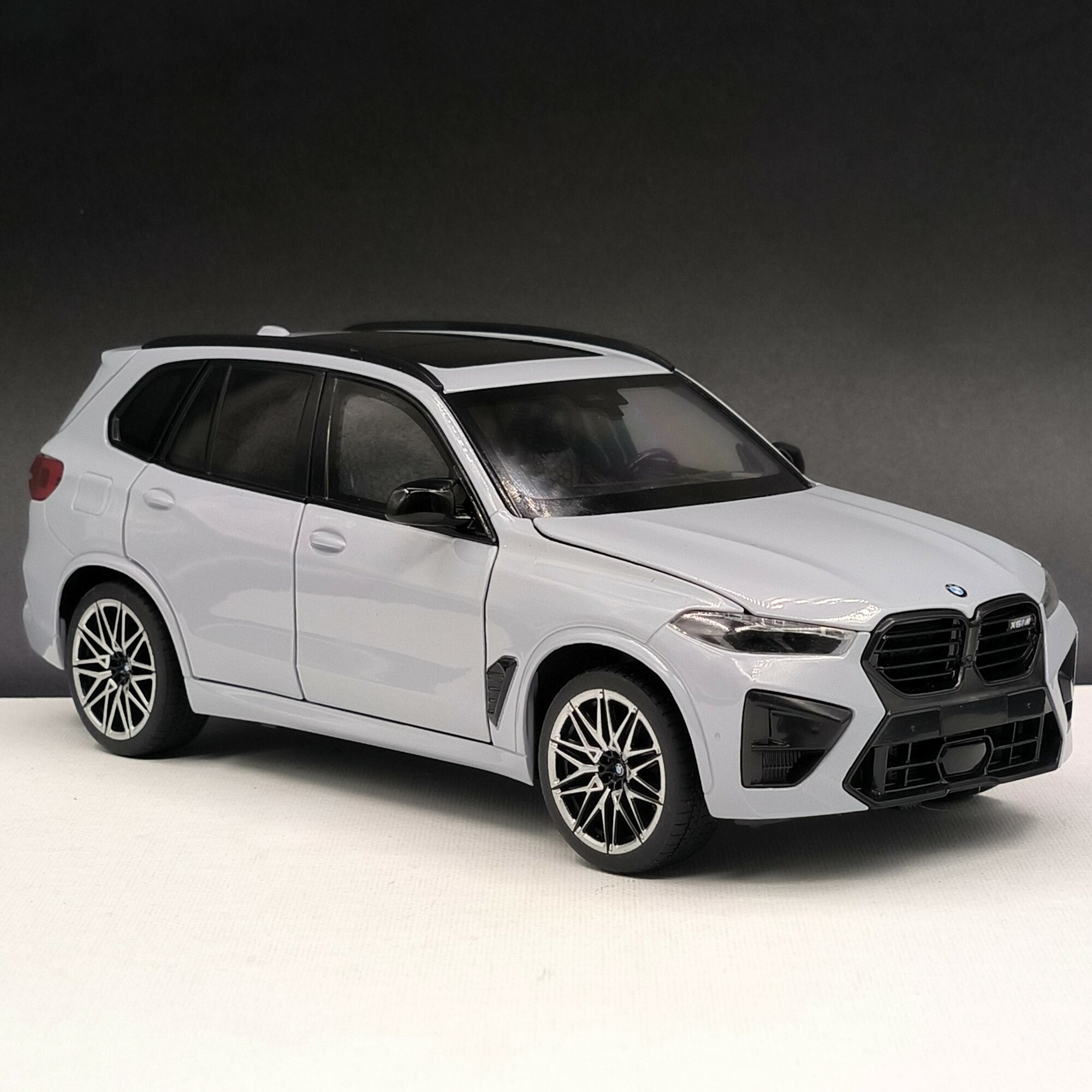 Машинка металлическая BMW X5 M Competition (F95) с инерционным механизмом и световым и звуковым сопровождением.