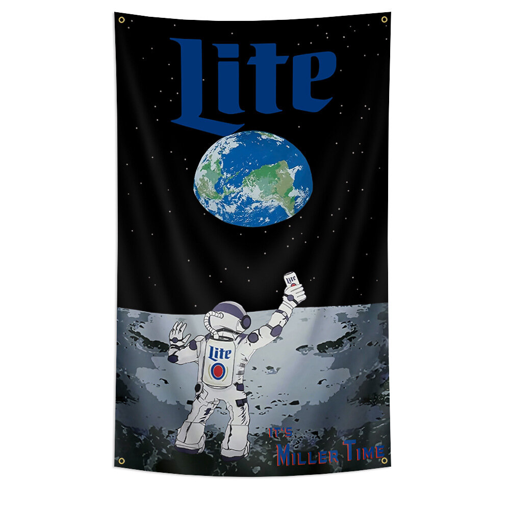 Флаг Miller Lite «Астронавт» 3x5 футов — высококачественный полиэстеровый баннер с космической тематикой, изображением космонавта и Земли, надписью «Время Miller», идеально подходит для бара, мужской комнаты или вечеринки — устойчив к выцветанию.