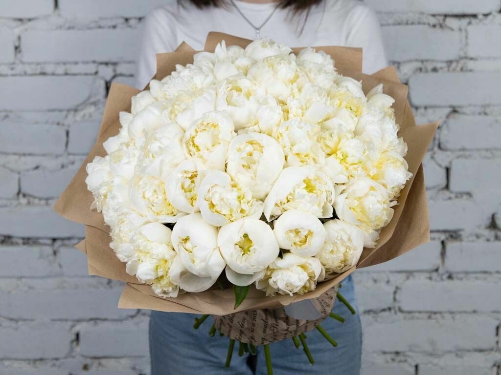 Букет 39 белых пионов в крафте