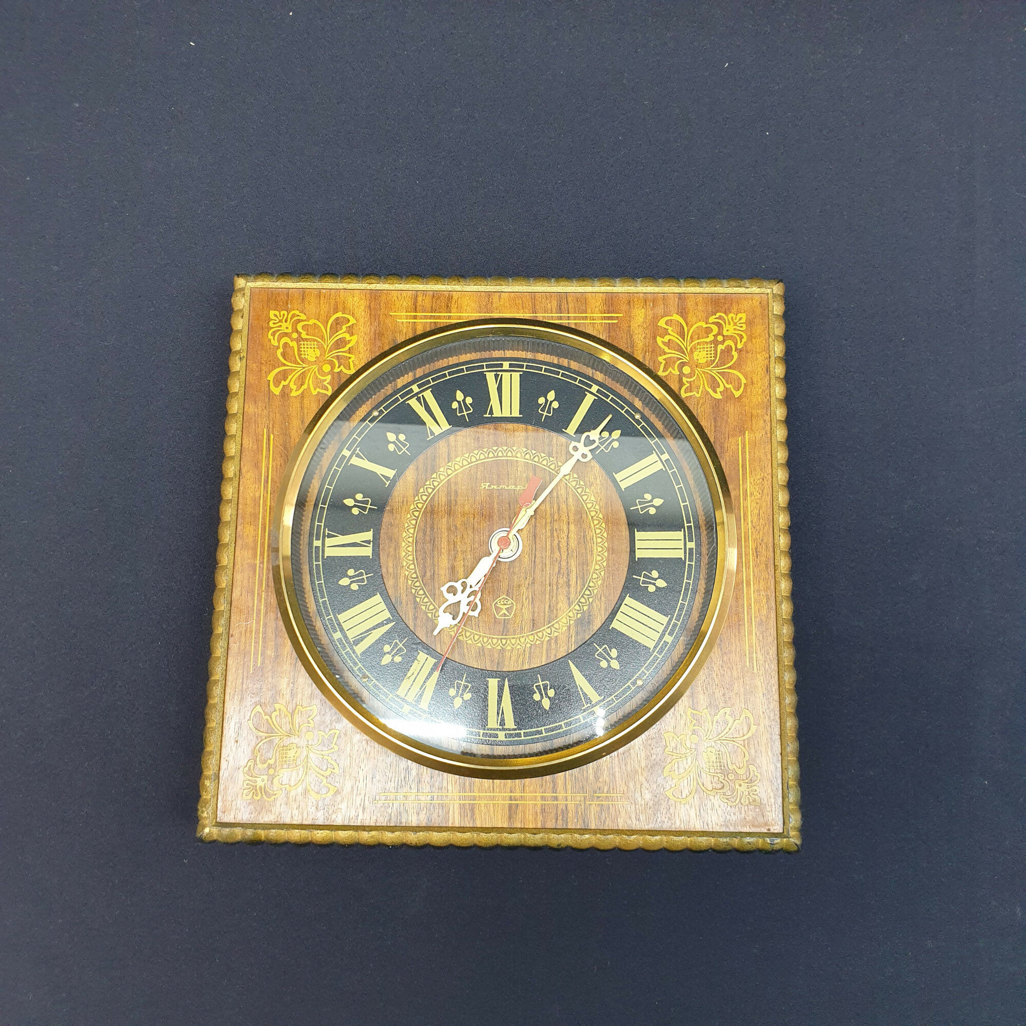 Часы кварцевые "Янтарь", рабочие, дерево, СССР