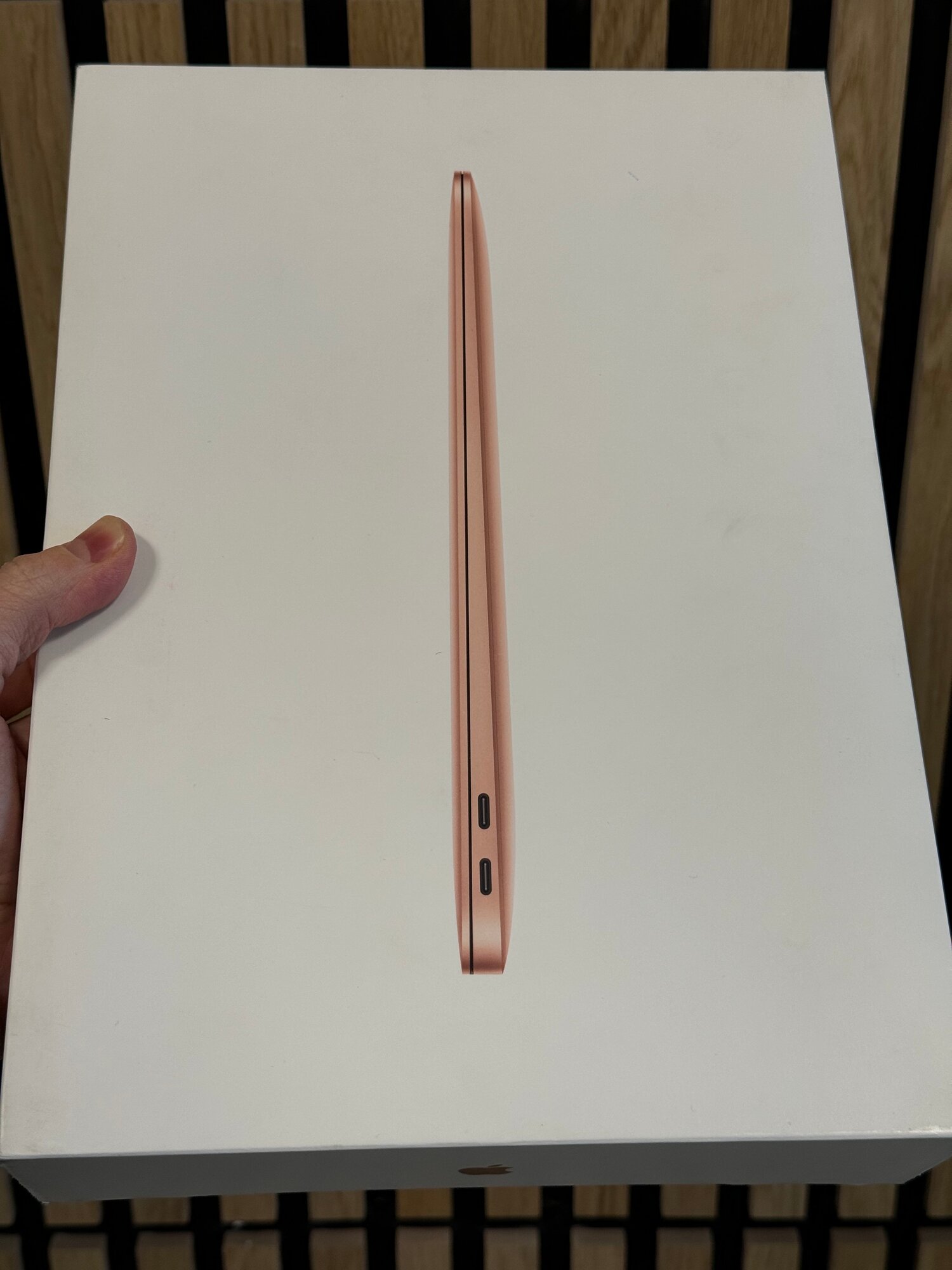 Ноутбук Apple MacBook Air (M1, 2020) 8 ГБ, 256 ГБ SSD, золотой MGND3 русская раскладка (гравировка)