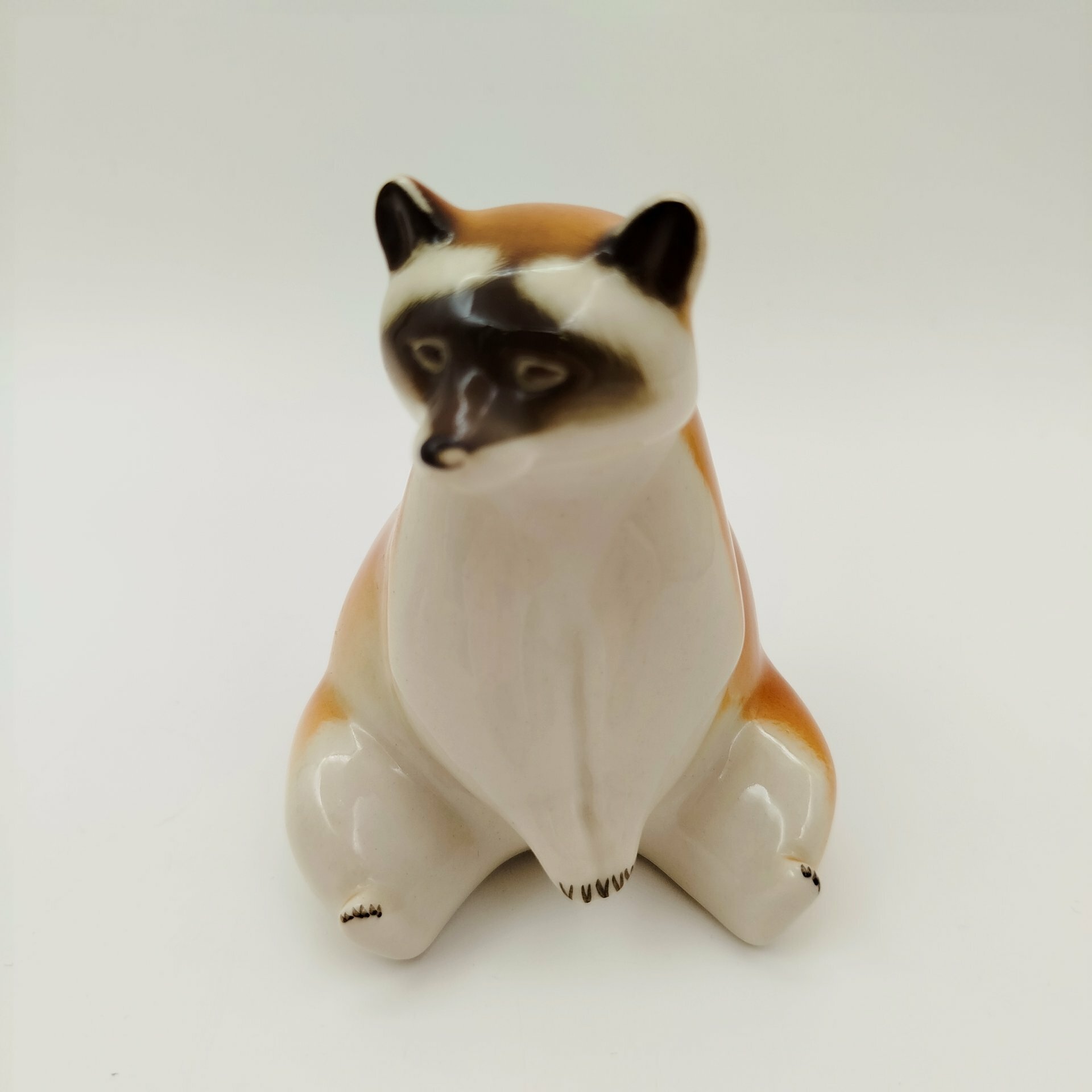 Статуэтка "Енот сидящий", скульптор П. П. Веселов, фарфор, аэрография, роспись