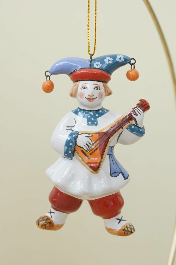 Ёлочная игрушка "Скоморох с балалайкой". Ярославская майолика. Керамика ручной работы. Сделано в России.