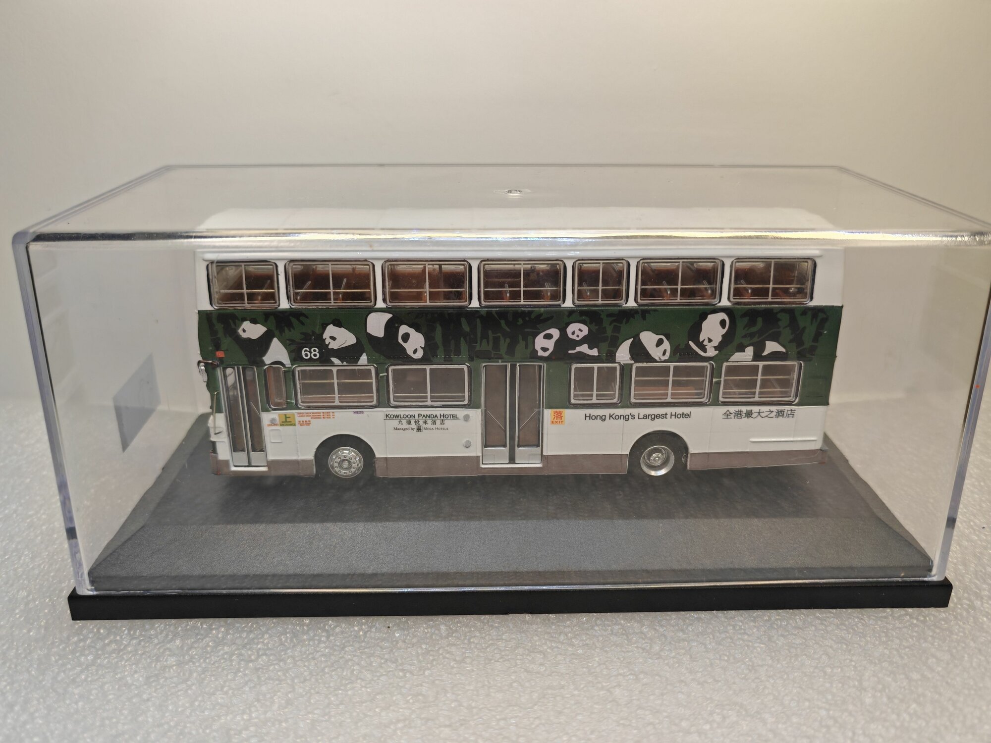 Модель автобуса NEOPLAN с двумя этажами в масштабе 1:76, обслуживающего несколько маршрутов Гонконга, изготовленная из литого под давлением металла.