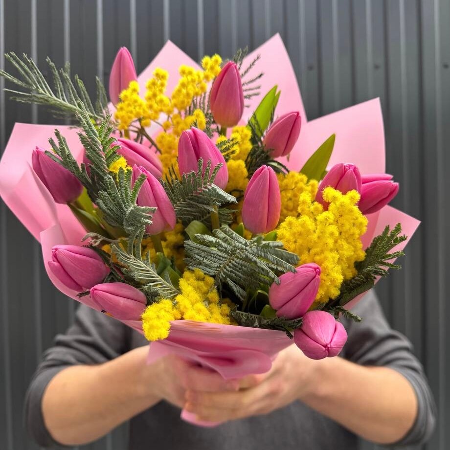 Букет из голландских тюльпанов и итальянской мимозы «Праздничное настроение», дизайнерская упаковка