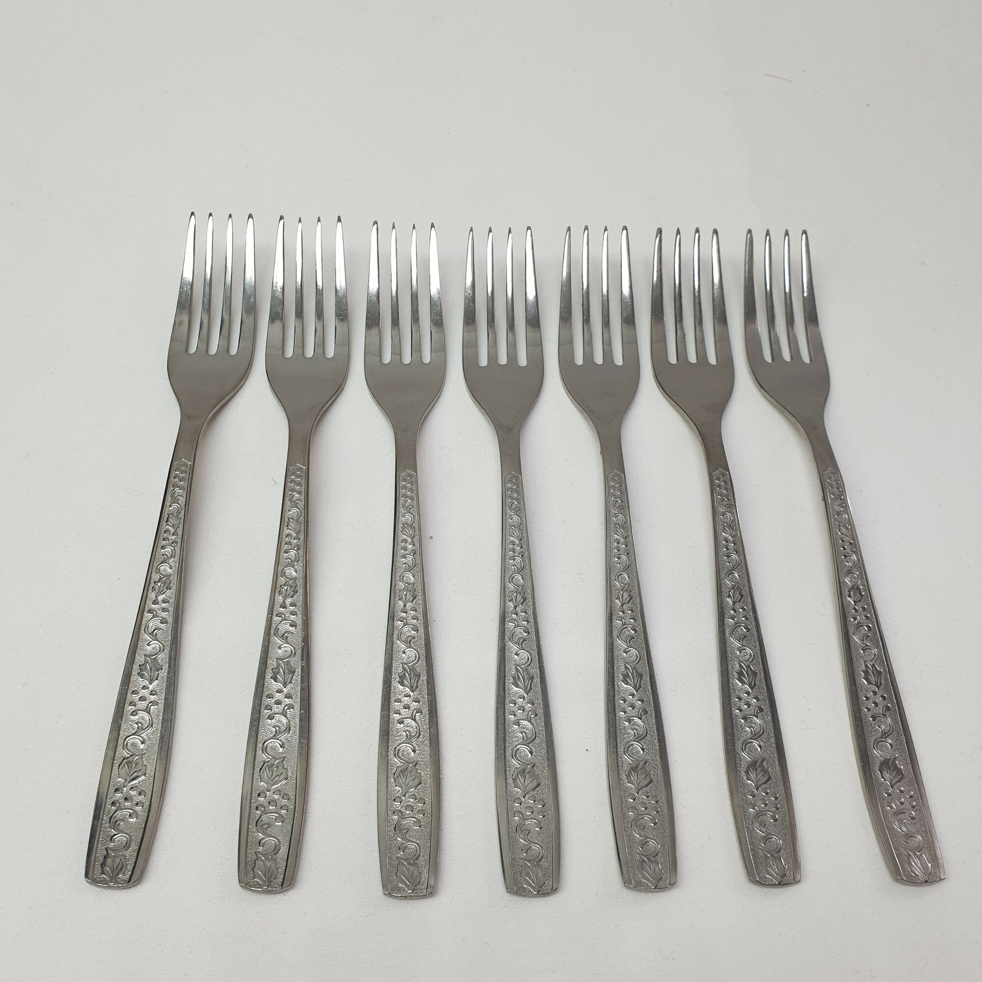 Набор винтажных столовых вилок 7 шт, нержавейка. СССР.