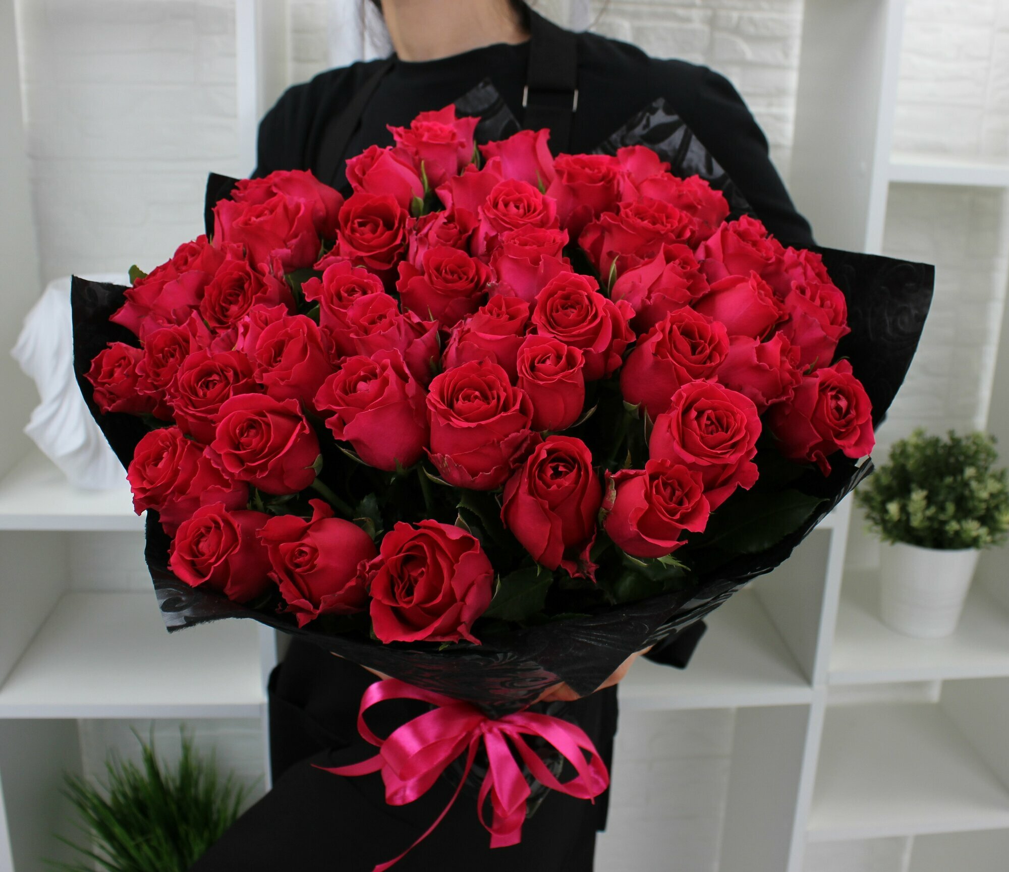 Монобукет "THE FLOREAL", 51 красная роза, высота 40 см, в плёнке с бантом