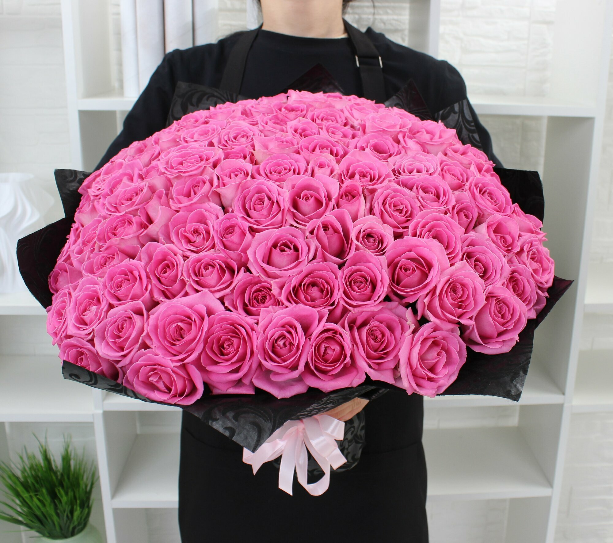 Монобукет THE FLOREAL розовая роза 101 штука, высота 40 см, с бантом