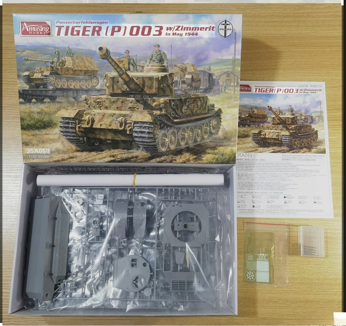 Сборная модель Amusing Hobby 35A059 Немецкий танк Tiger (P) 003 Panzerbefehlswagen с циммеритом, 1/35