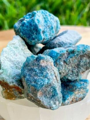 Голубой апатит 100 г - кристаллы морской синевы с золотистыми искрами