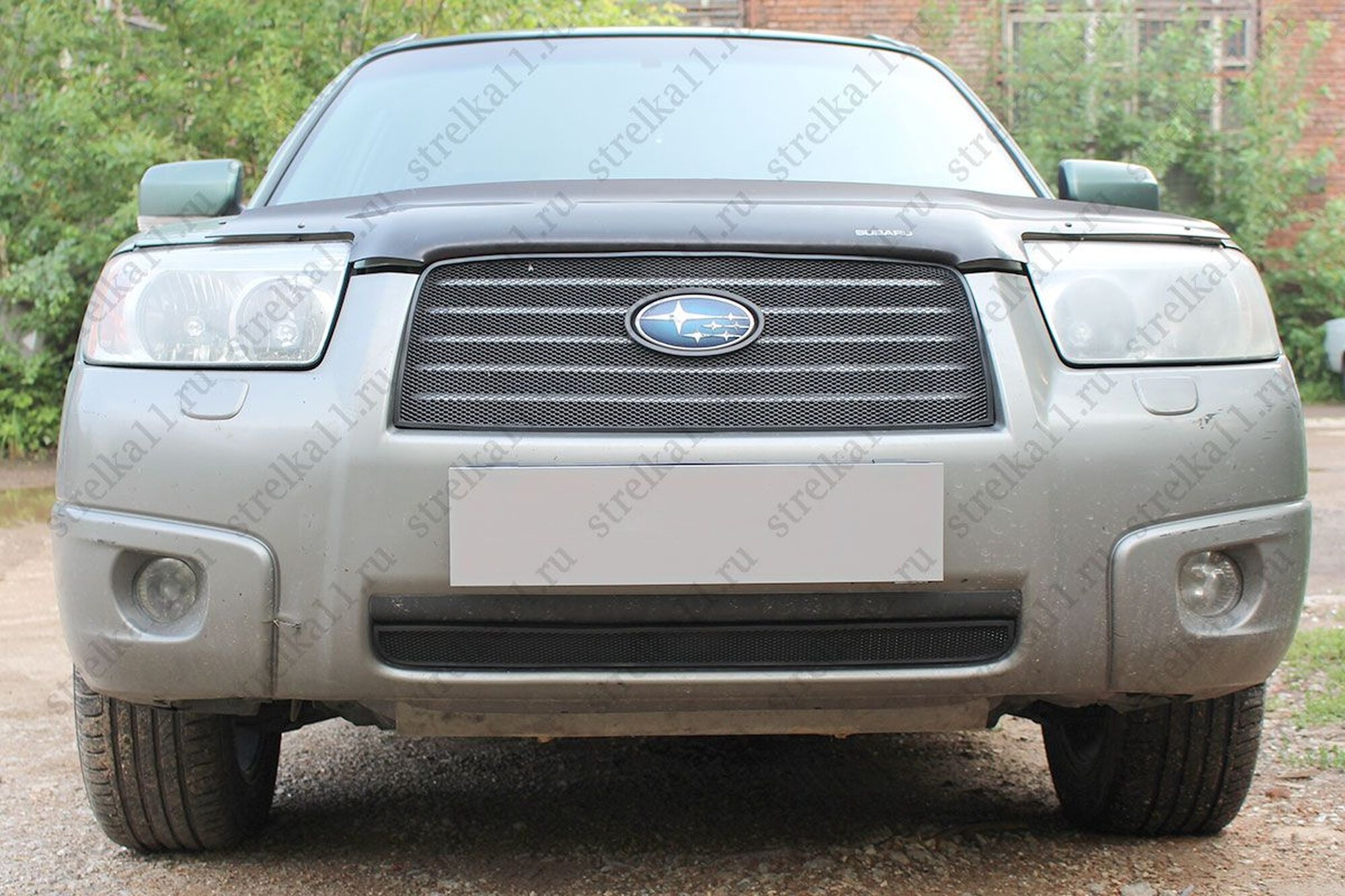 Защитная сетка радиатора с окантовкой и защелками для Subaru Forester II рестайлинг 2005-2008, 2шт