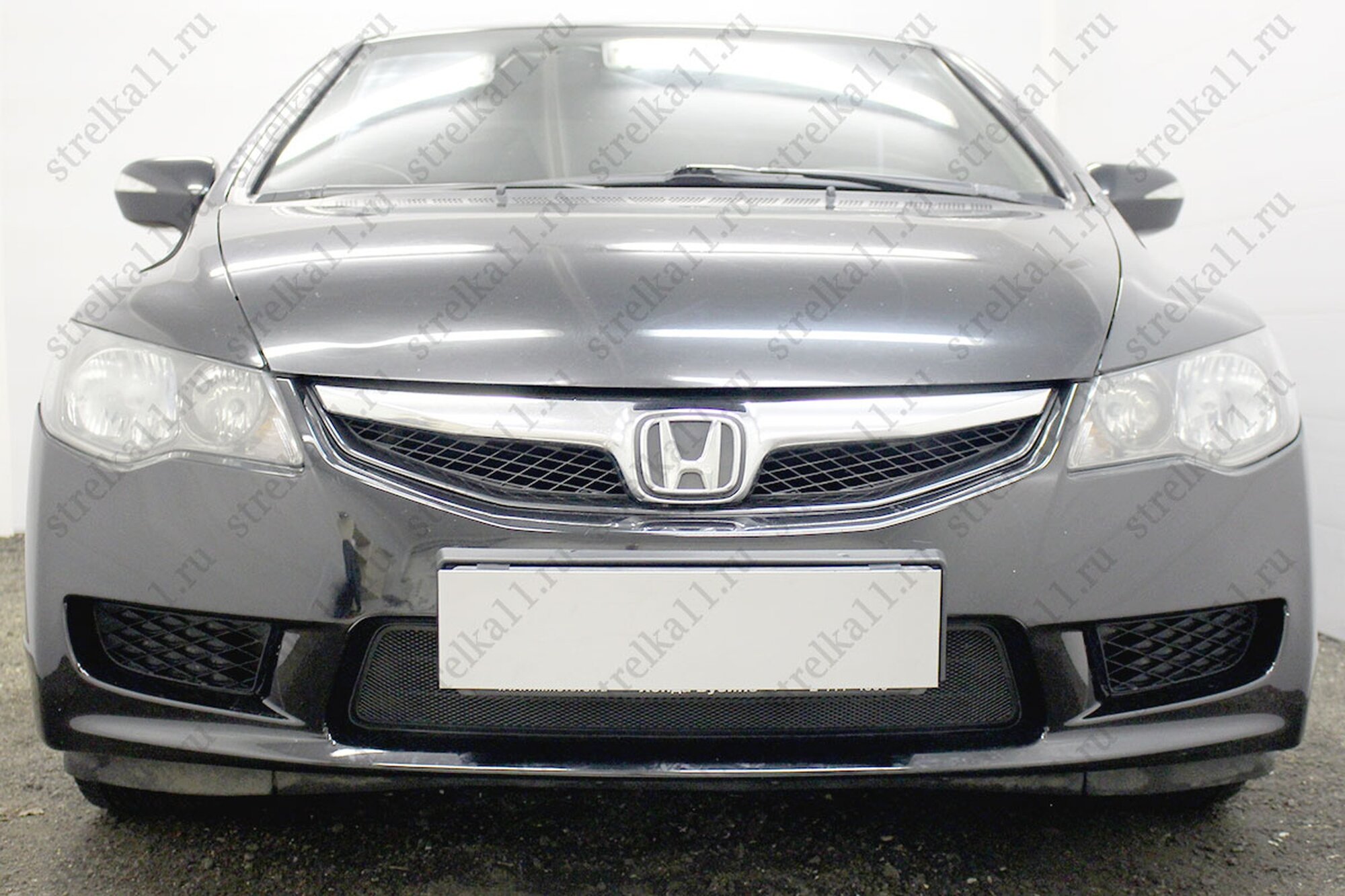 Защитная сетка радиатора с окантовкой и защелками для Honda Civic 4D 2008-2012 (VIII рестайлинг)