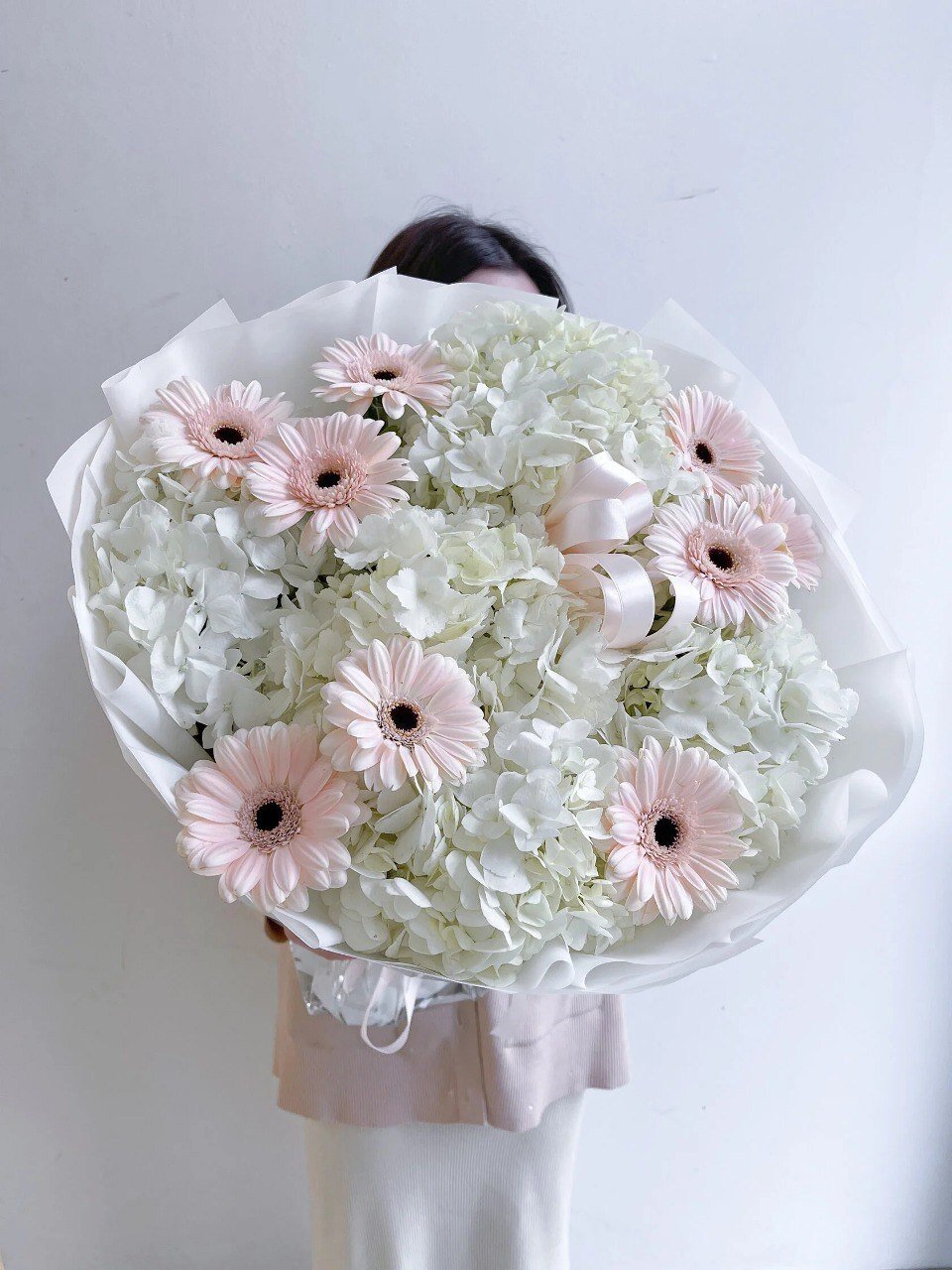 Букет гербера & гортензия "Creamy" 17 цветков, 55 см от FlowersGo