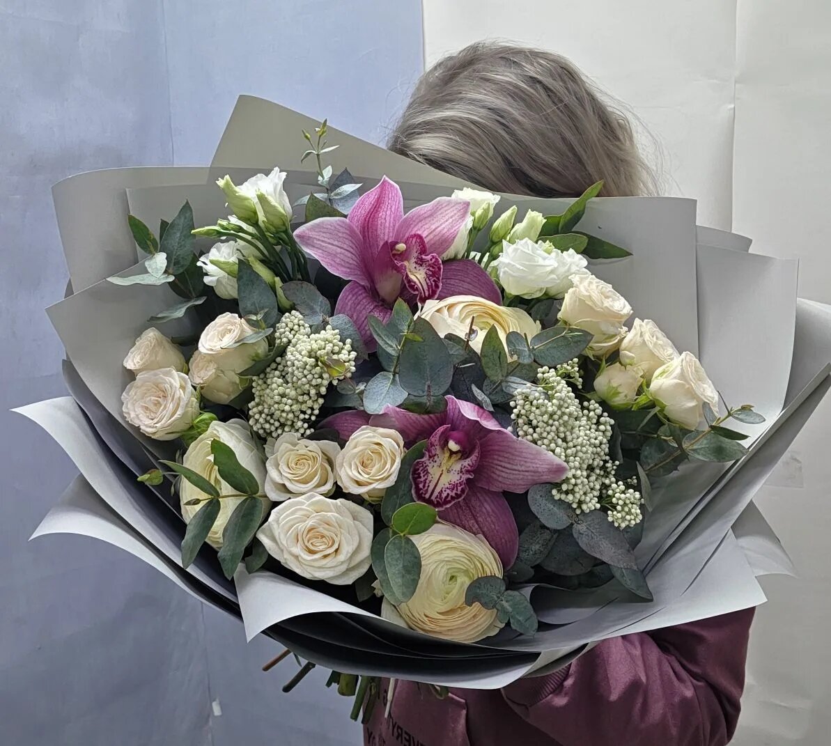 Букет "Мираж", эустома, ранункулюсы, орхидеи, озотамнус, кустовые розы