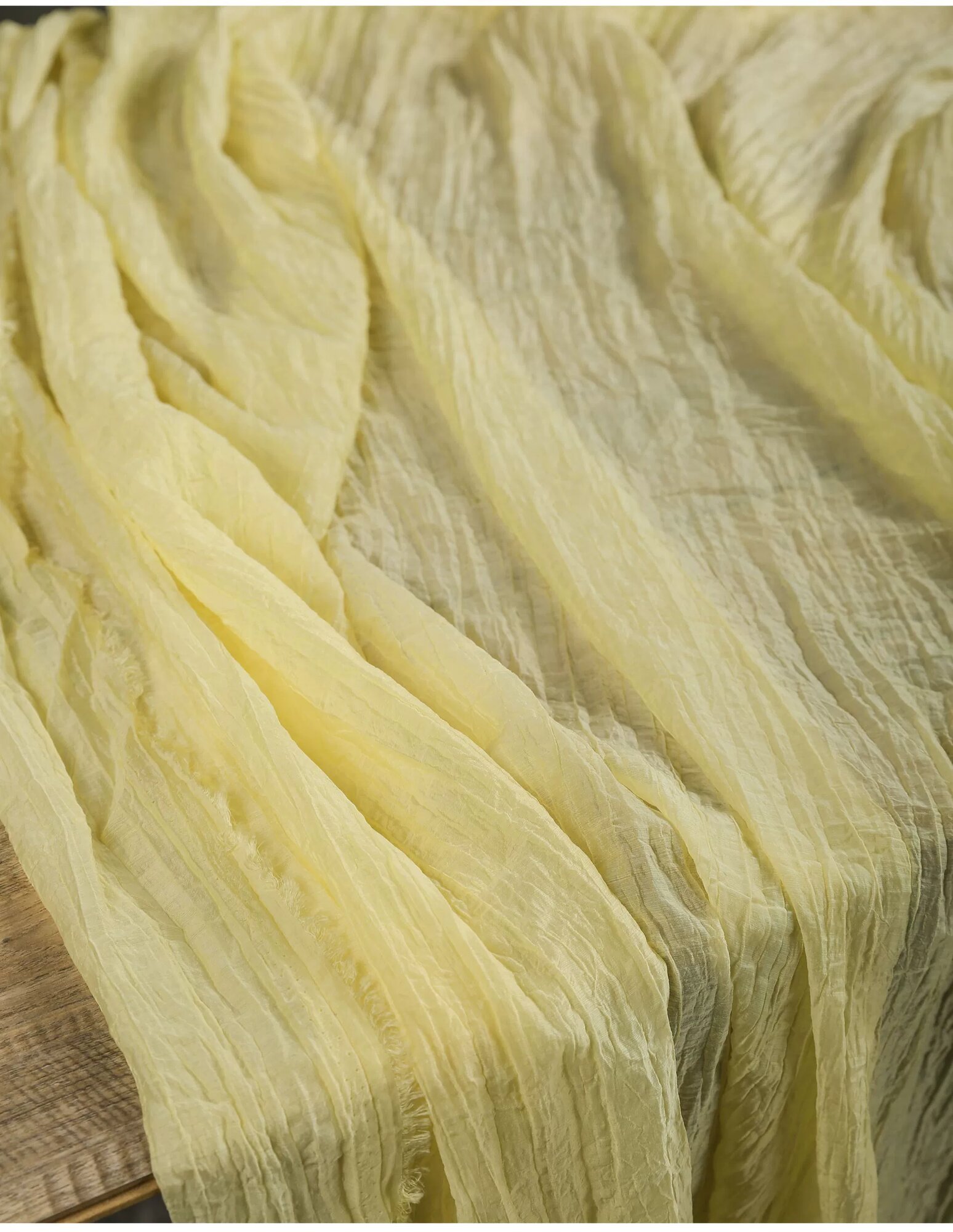 Темно-коричневая ткань из вискозы и хлопка с рельефной текстурой и мягким драпированием, плиссированная основа для