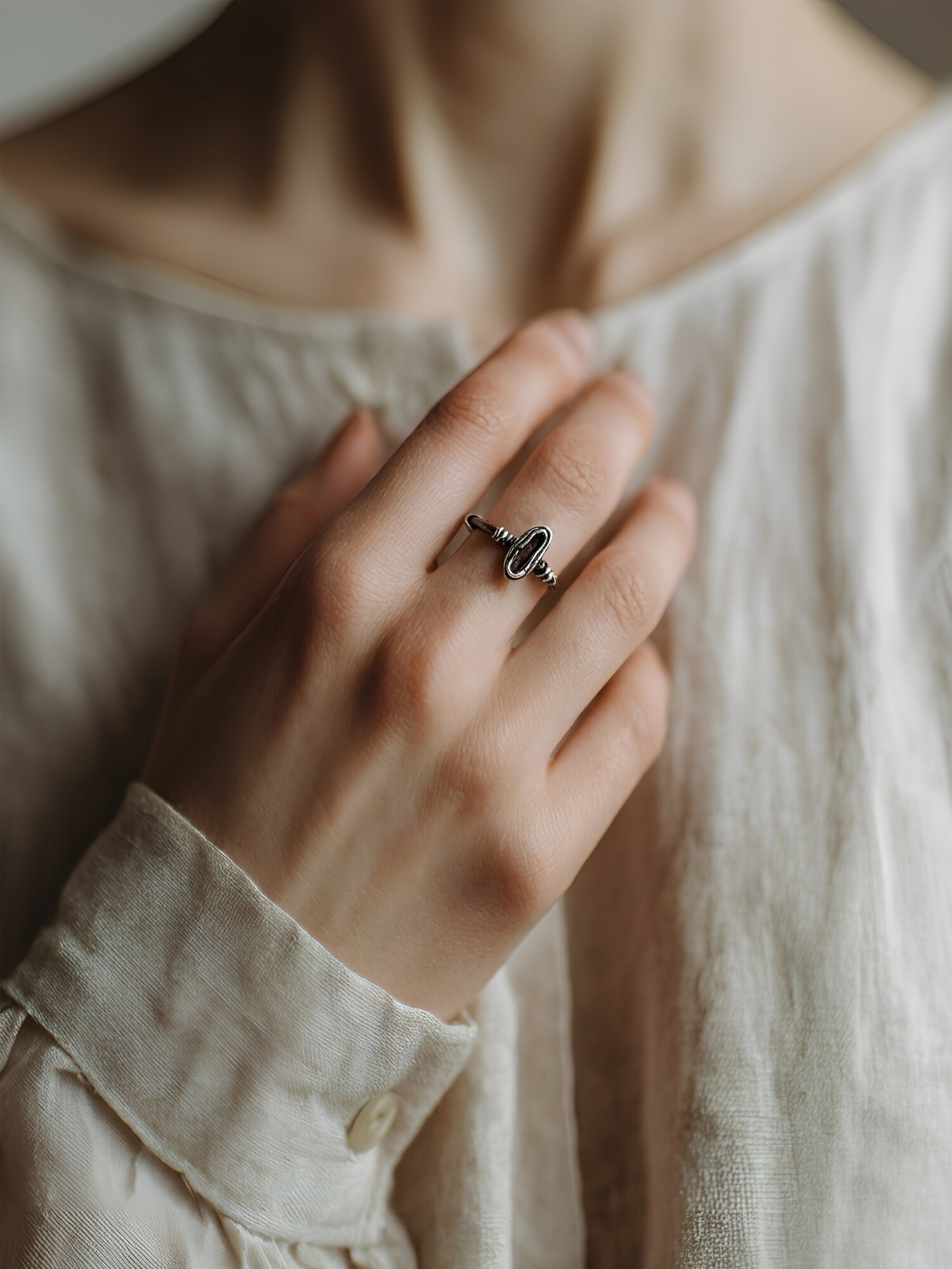 Кольцо помолвочное, тонкое, серебро, 925 проба, корунд