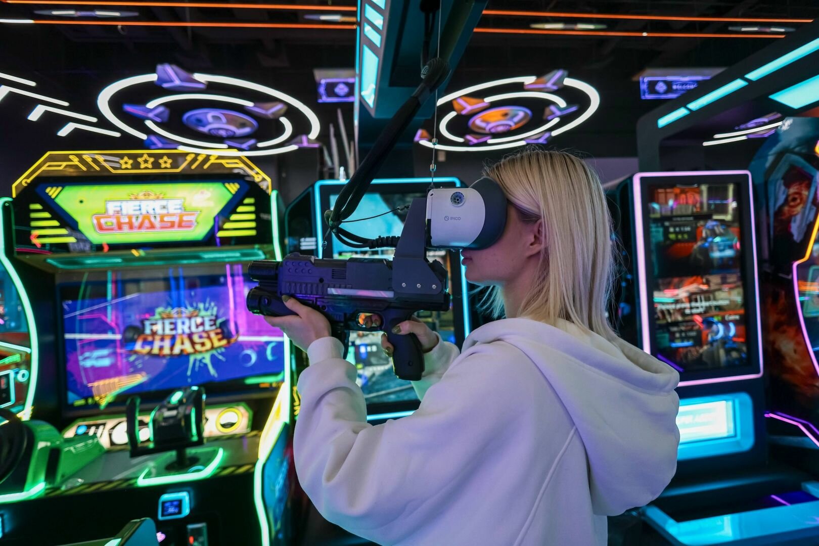 Подарочный сертификат «Свидание в интерактивном парке FunZone» (1 день, 2 человека)