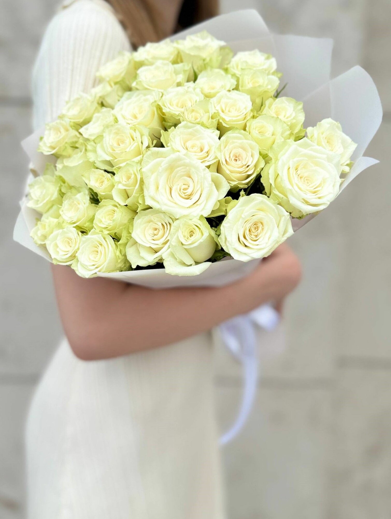 Букет цветов / Decoriflora / Монобукет из Роз, цвет Белый, 35 шт — фото 1
