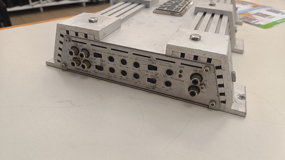 Авто усилитель HELIX DB FOUR .(Б/У) Уценка