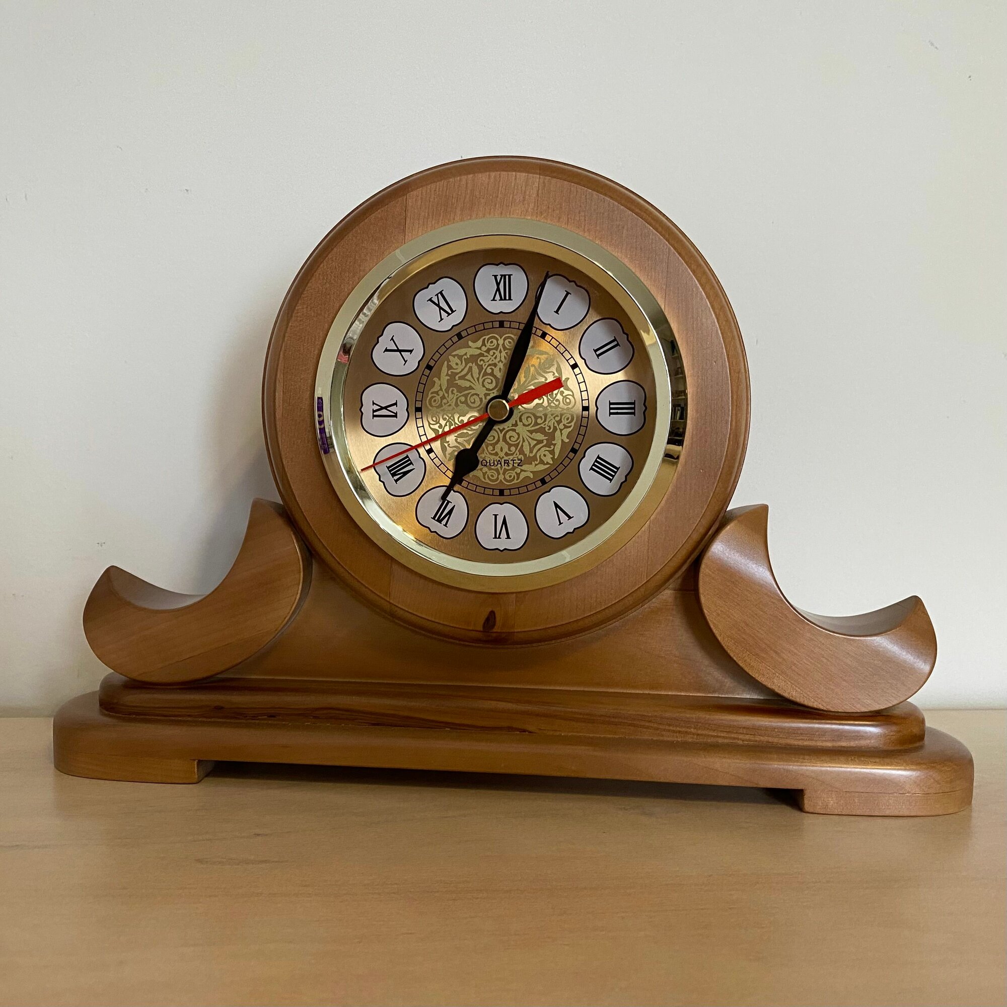 Часы "Классика" каминные кварцевые корпус из массива дерева легко тонированный корус