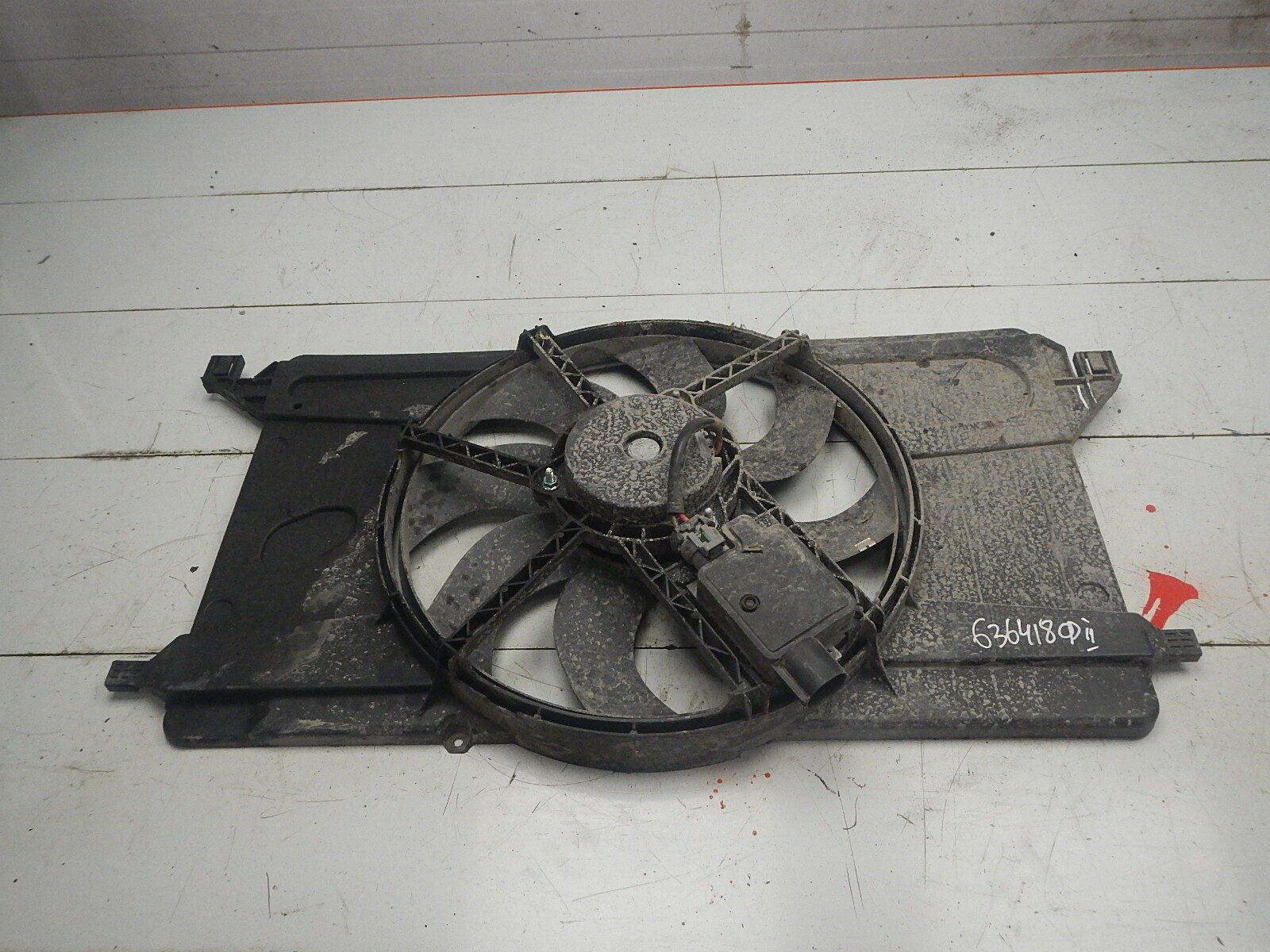 Б/У Диффузор вентилятора, Ford (Форд)-FOCUS 2 (05-08) FORD FOCUS 2 (05-08) Дубликат, небольшая трещина. 636418 FORD арт....