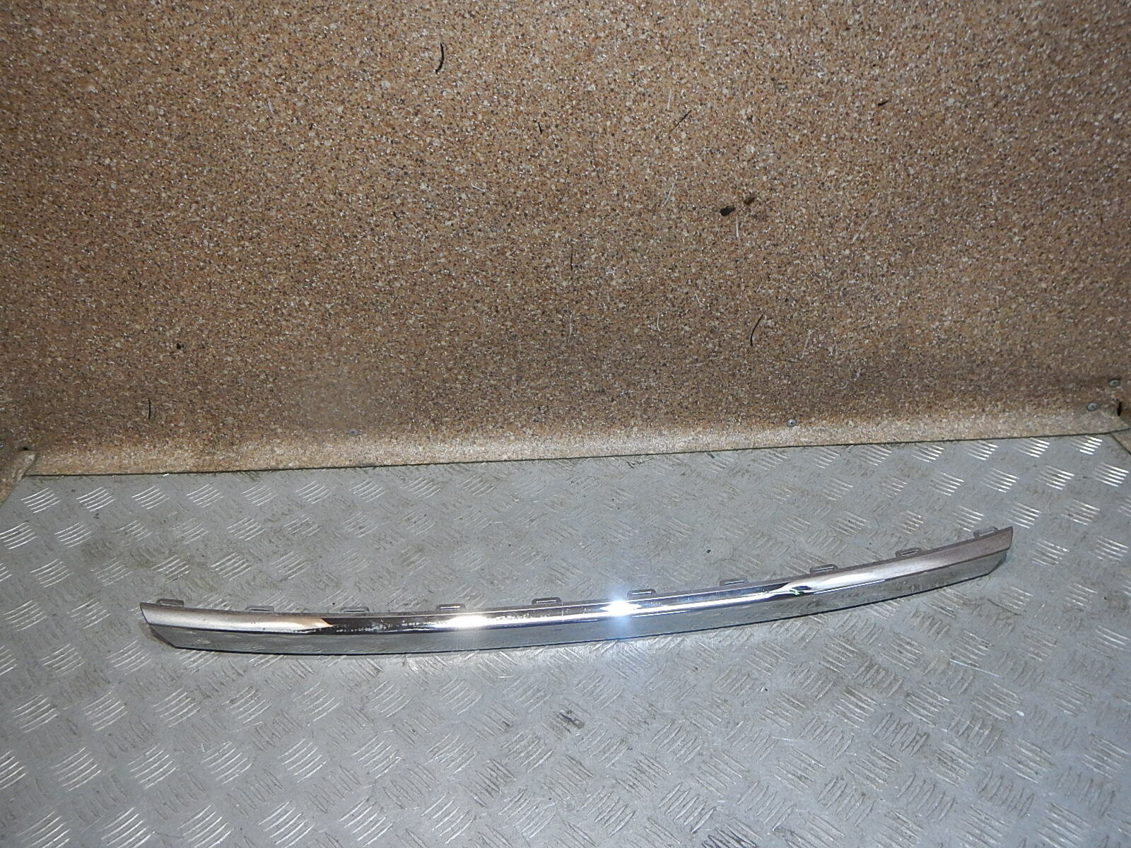 Б/У Накладка на решетку радиатора, Volkswagen (Фольксваген)-POLO (20-) VOLKSWAGEN POLO (20-) Хром верхний. Незначительная...