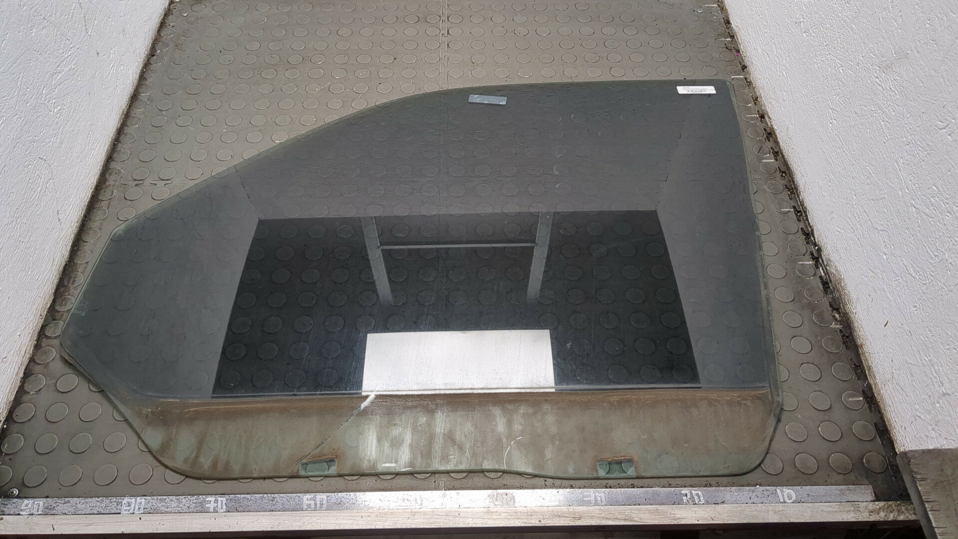 Стекло боковой двери левое переднее Volkswagen Transporter 5 Б/У