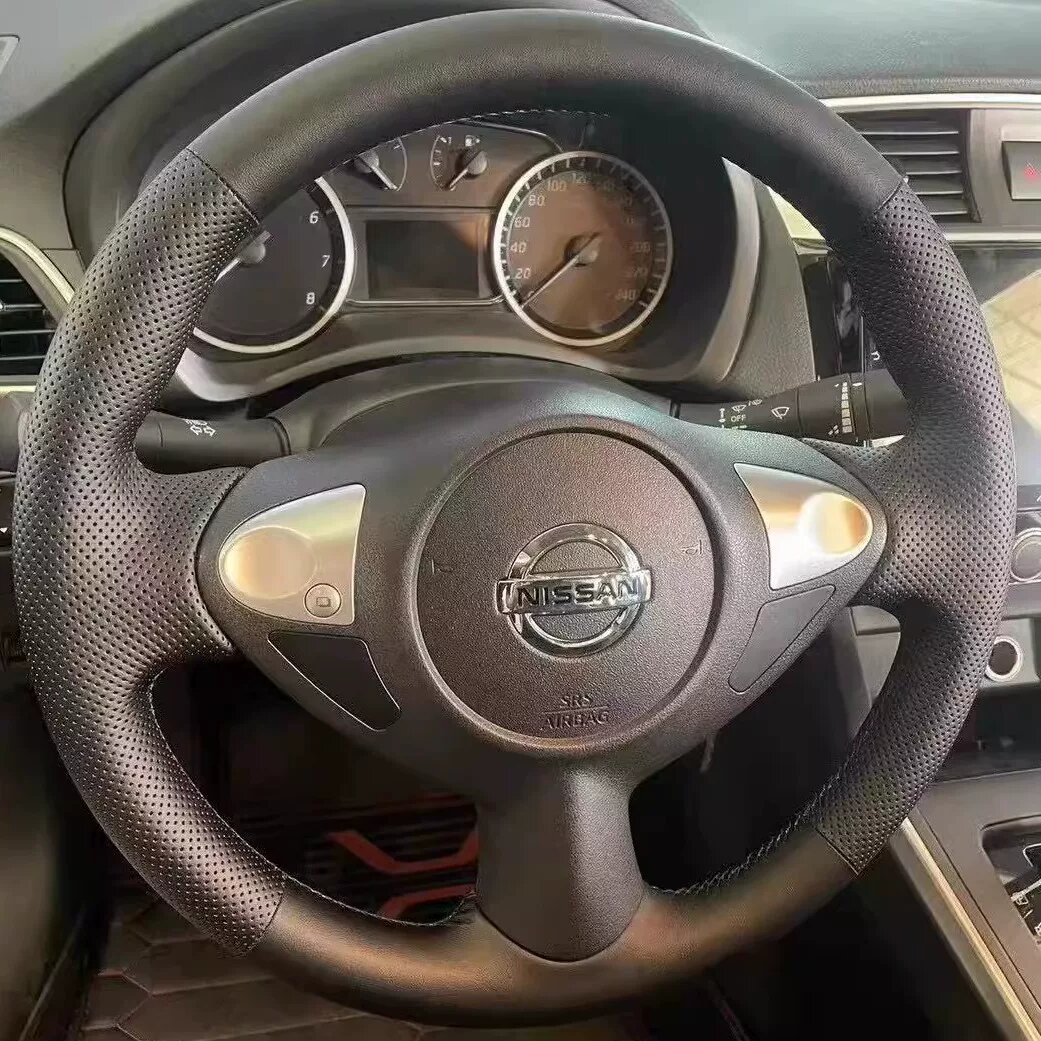 Кожаный чехол для руля Nissan Sunny 2014-2016 черный с черными швами перфорированные стороны