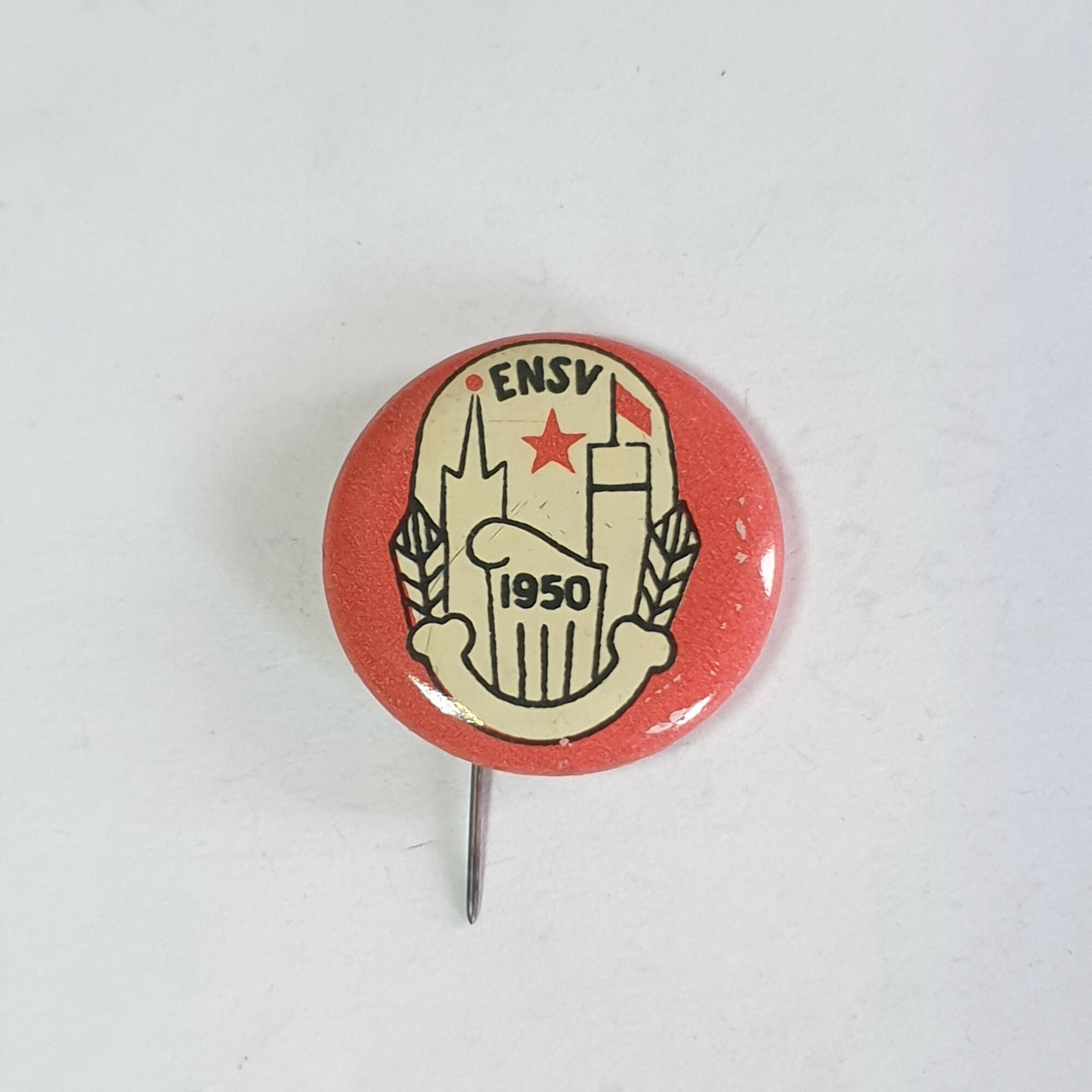 Значок СССР, Энсв 1950 герб, здание и звезда, с красным фоном, советский и винтажный.