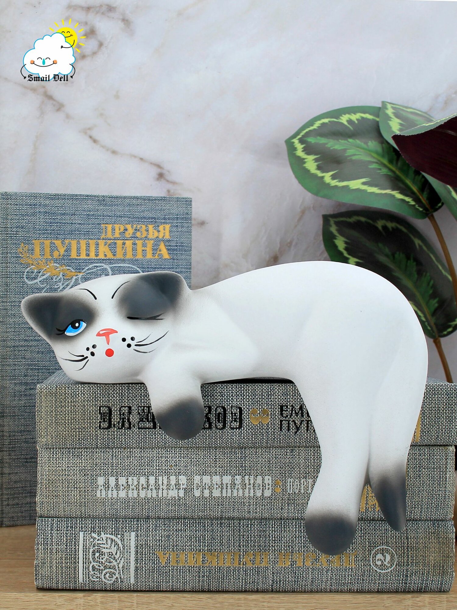 Статуэтка , фигурка свисающая Кошка Соня 21 см , керамика , цвет белый с черным подпалом