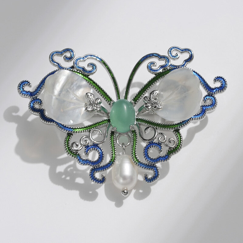 2026 Xiliang Конкубинка Высококачественная натуральная зеленая нефритовая брошь с пресноводным жемчугом и ракушкой в виде бабочки Высококачественные аксессуары для одежды