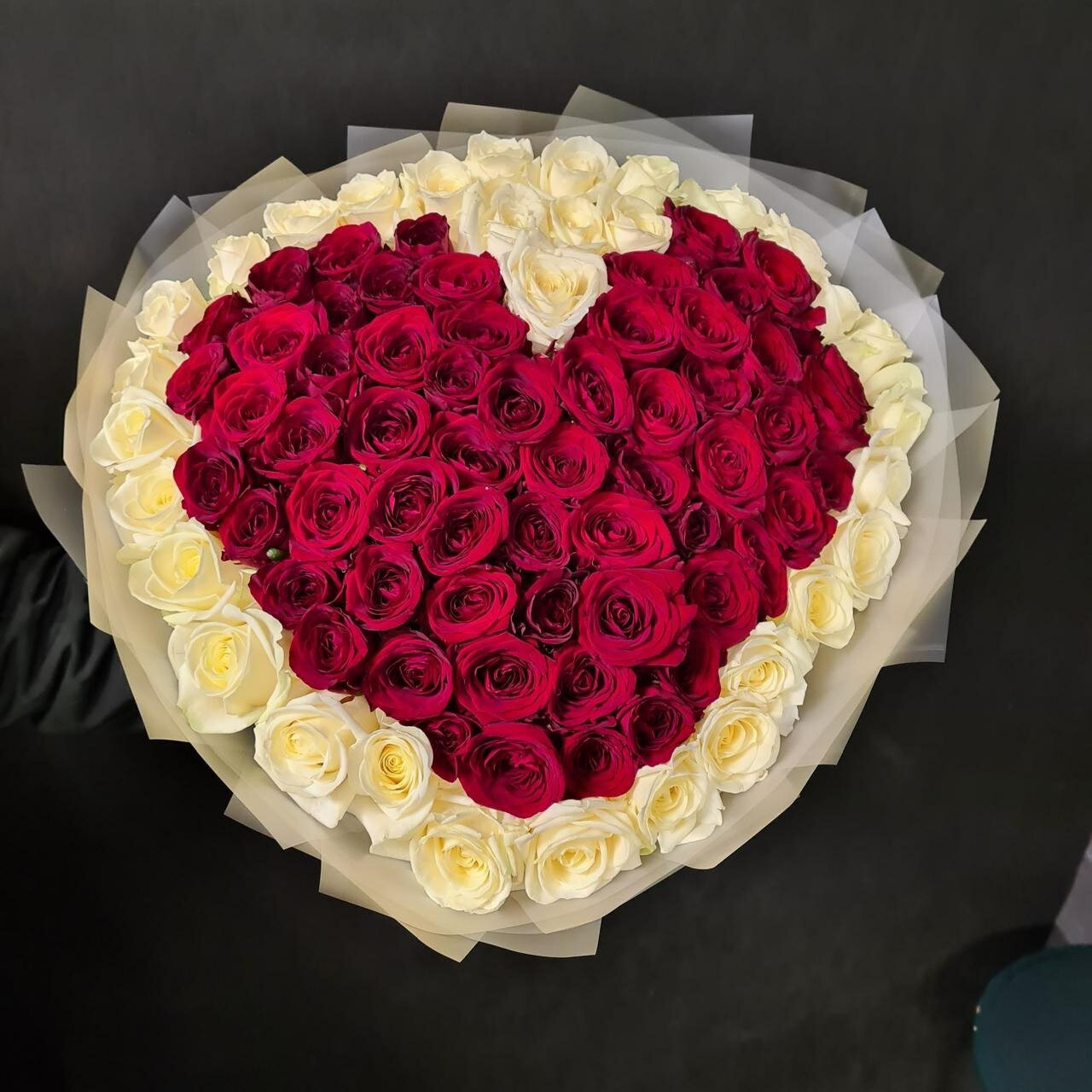 Букет из роз в виде сердца / Сердце из роз / Цветы розы белые и красные 75 шт.