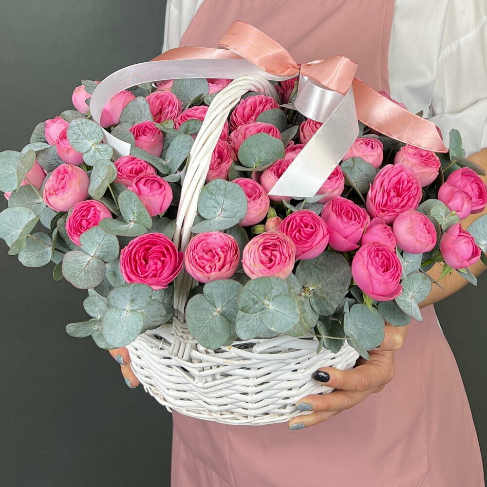 Цветы в корзине. Кустовые пионовидные розы Сильва Пинк и ветки Эвкалипта (М)