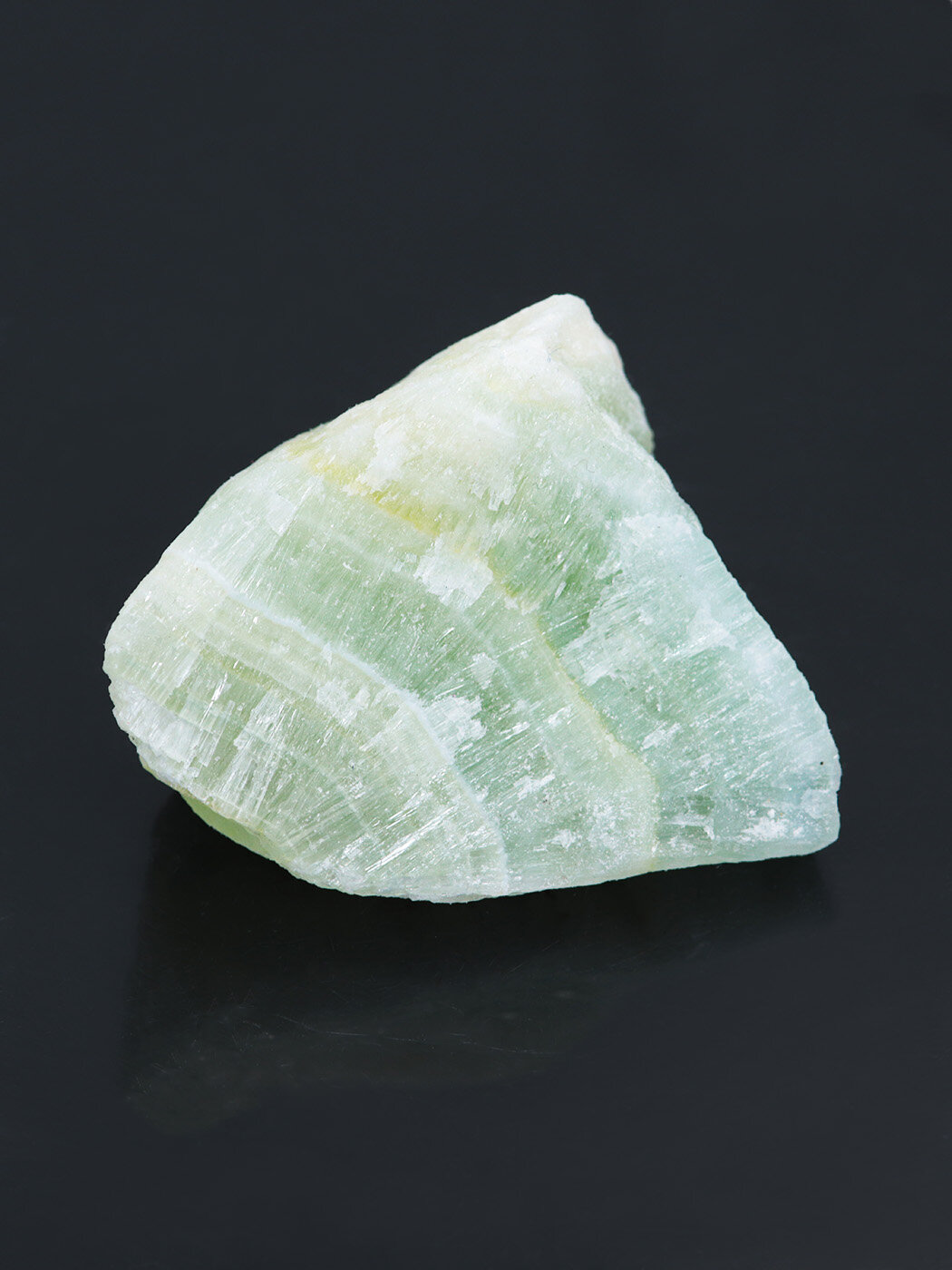 Зеленый Кальцит необработанный, натуральный камень/минерал (140-160 г, 4,6-6,6 см)