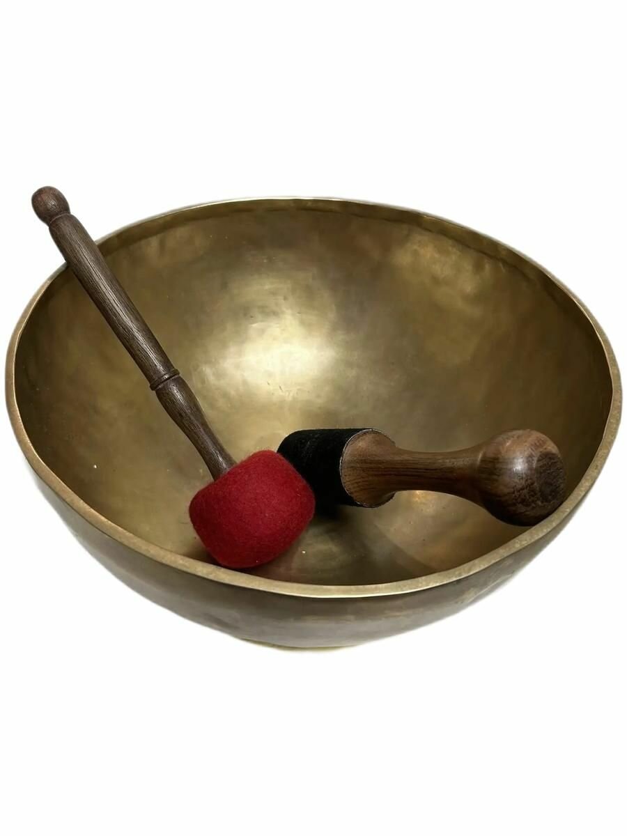 Тибетская поющая чаша (кованая): диаметр 30 см, нота Фа#, частота вибрации: 94 Гц, в комплекте со стиком и подушечкой