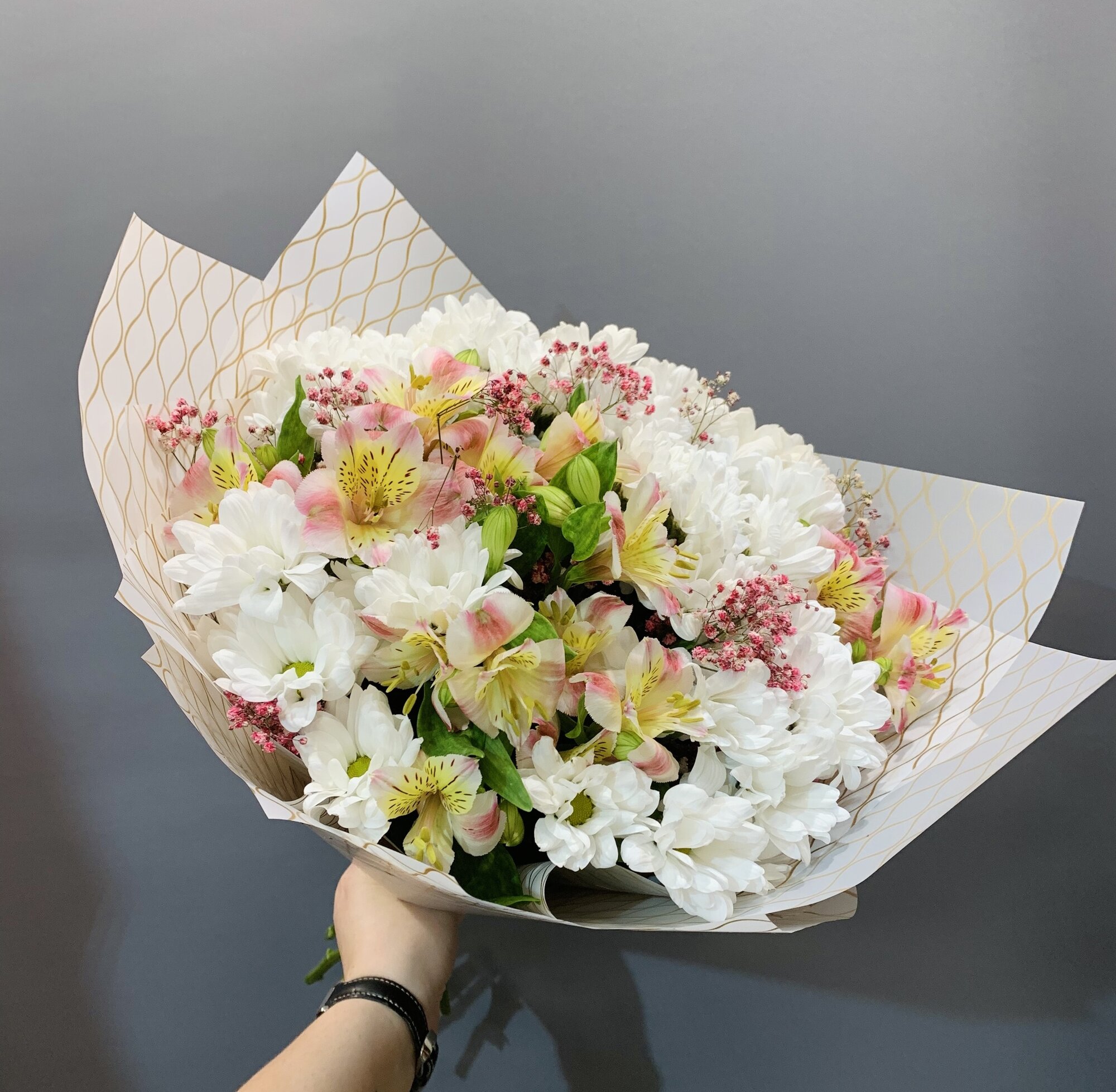 Букет микс из из кустовой хризантемы, альстромерии и гипсофилы.