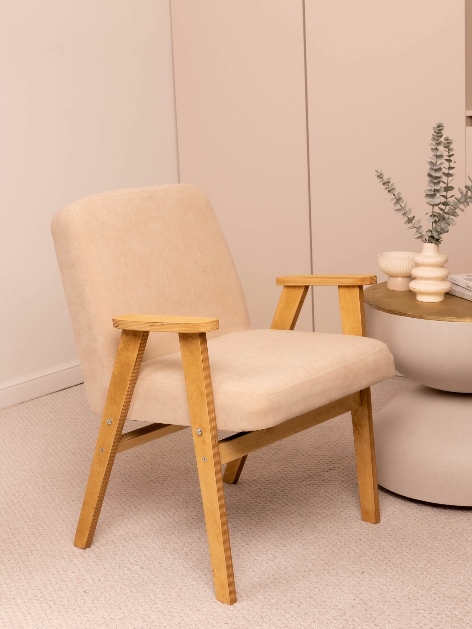 Кресло мягкое для дома и дачи Галант на высоких деревянных ножках с подлокотниками